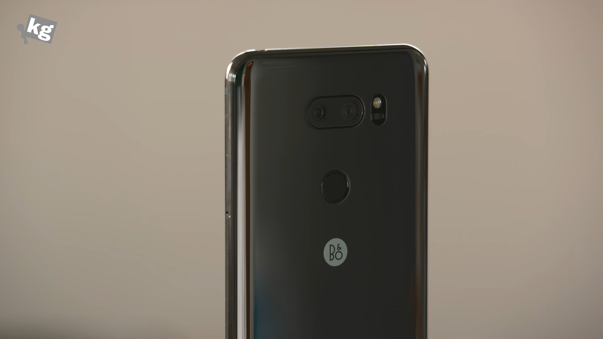 Mở hộp V30 Signature Edition: Smartphone giá 2000 USD của LG