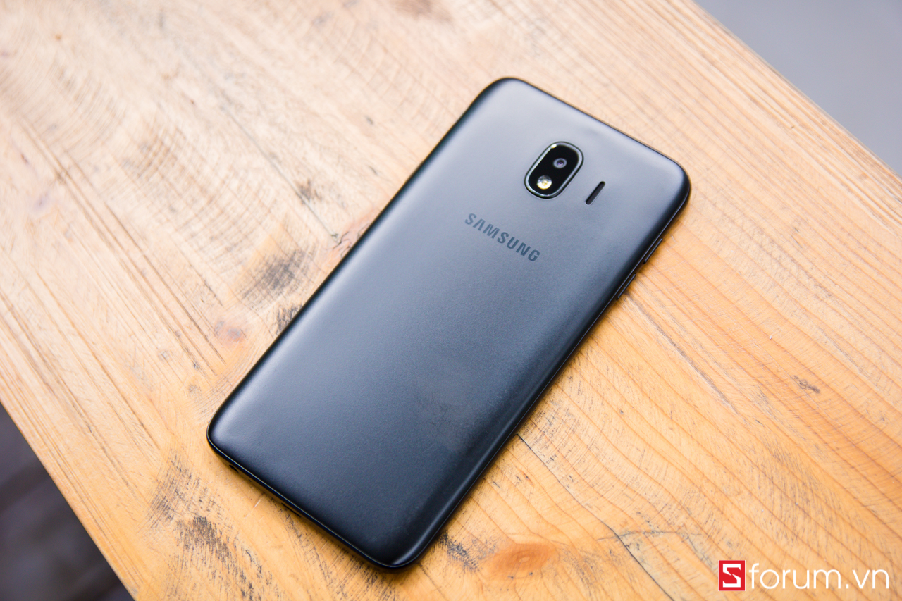 Trên tay Galaxy J4: Thiết kế cổ điển, nhỏ gọn và thanh thoát
