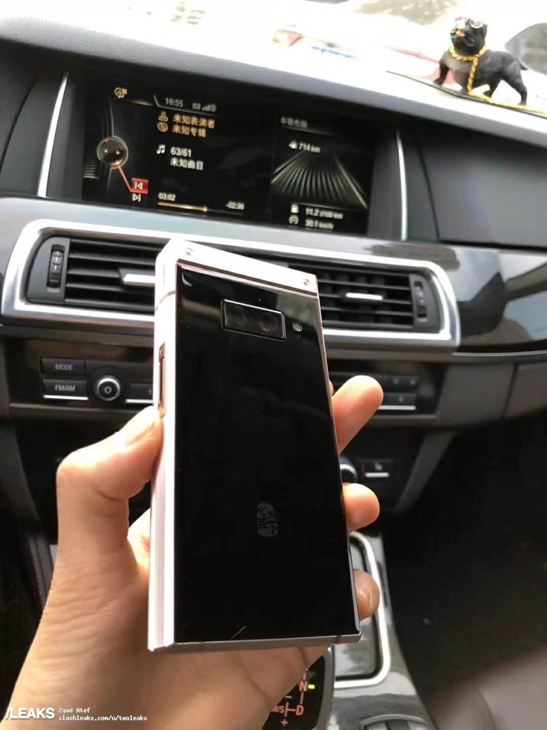 Smartphone nắp gập Samsung W2019 lộ video trên tay: Khung kim loại, 2 màn hình, camera kép như ...