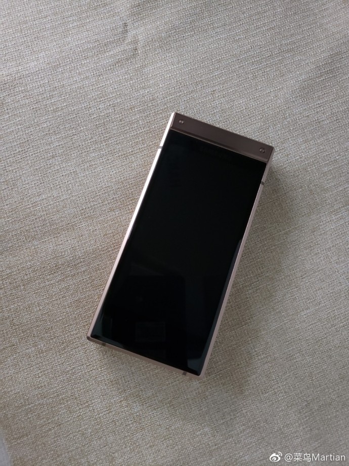 Siêu phẩm nắp gập Samsung W2019 lộ ảnh thực tế với thiết kế cực chất