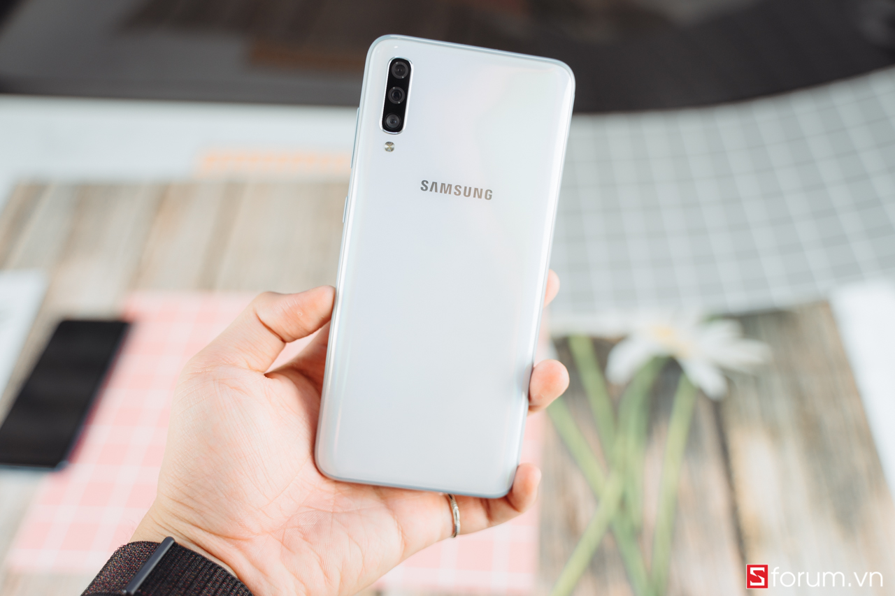 Trên tay Galaxy A70: Phiên bản phóng to của A50 với hiệu năng mạnh ...
