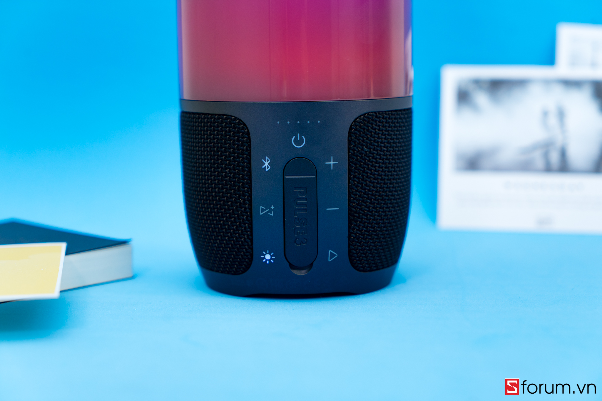 Mở hộp JBL Pulse 3: Khi sự "màu mè" được nâng lên một tầm cao mới