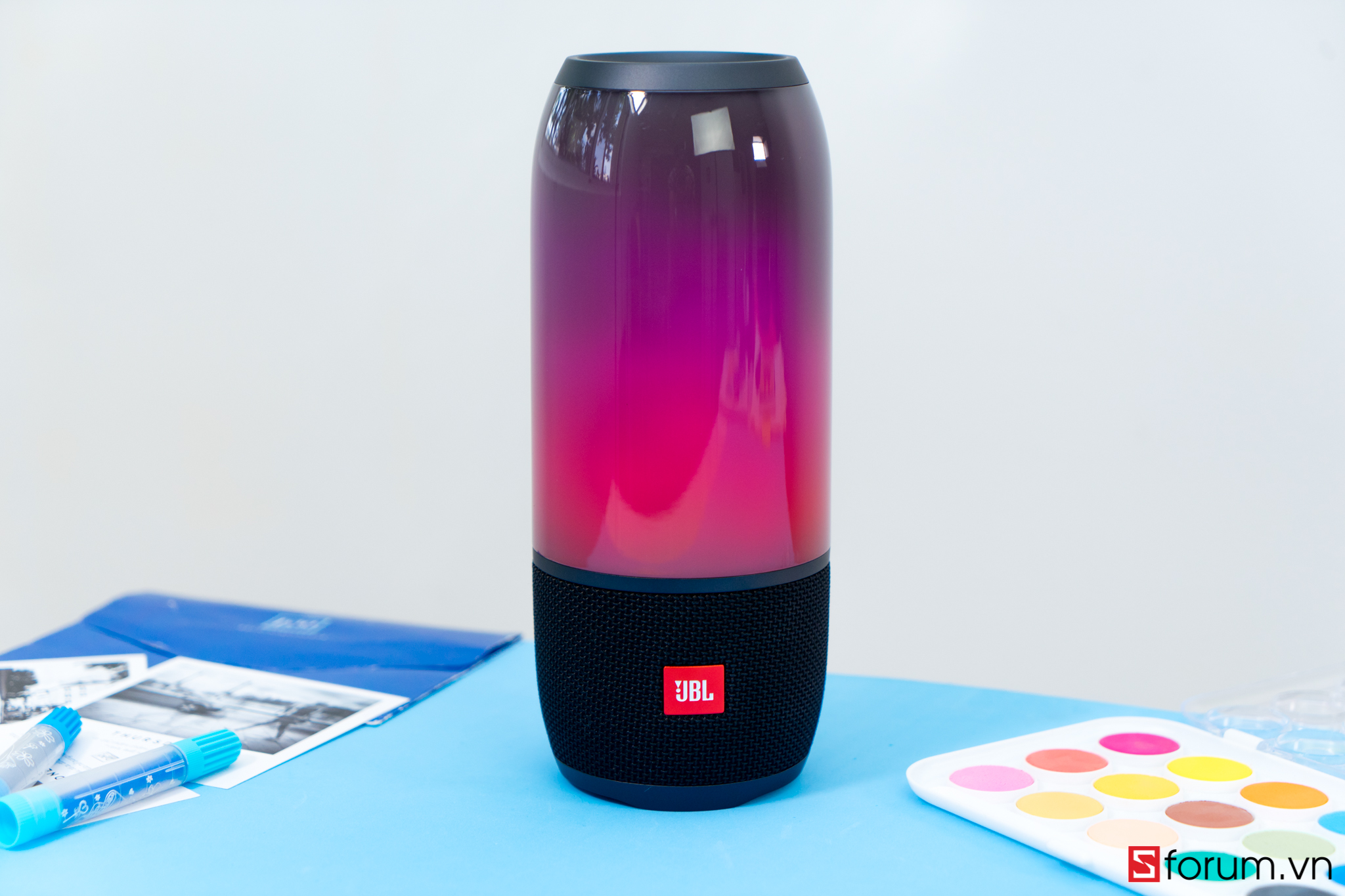 Mở hộp JBL Pulse 3: Khi sự "màu mè" được nâng lên một tầm cao mới