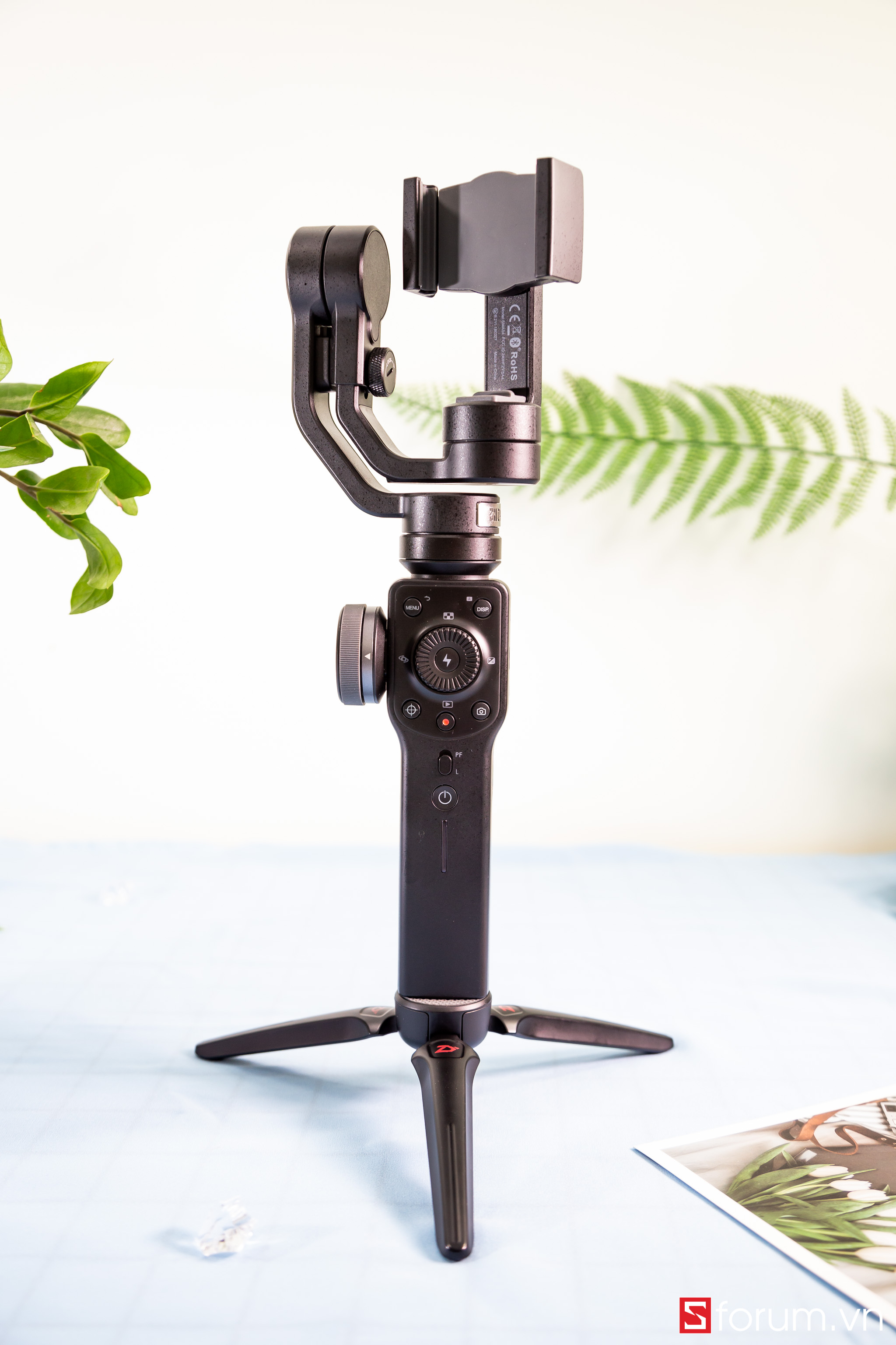 Trên tay Zhiyun Smooth 4: Gimbal điện thoại cho người dùng chuyên nghiệp