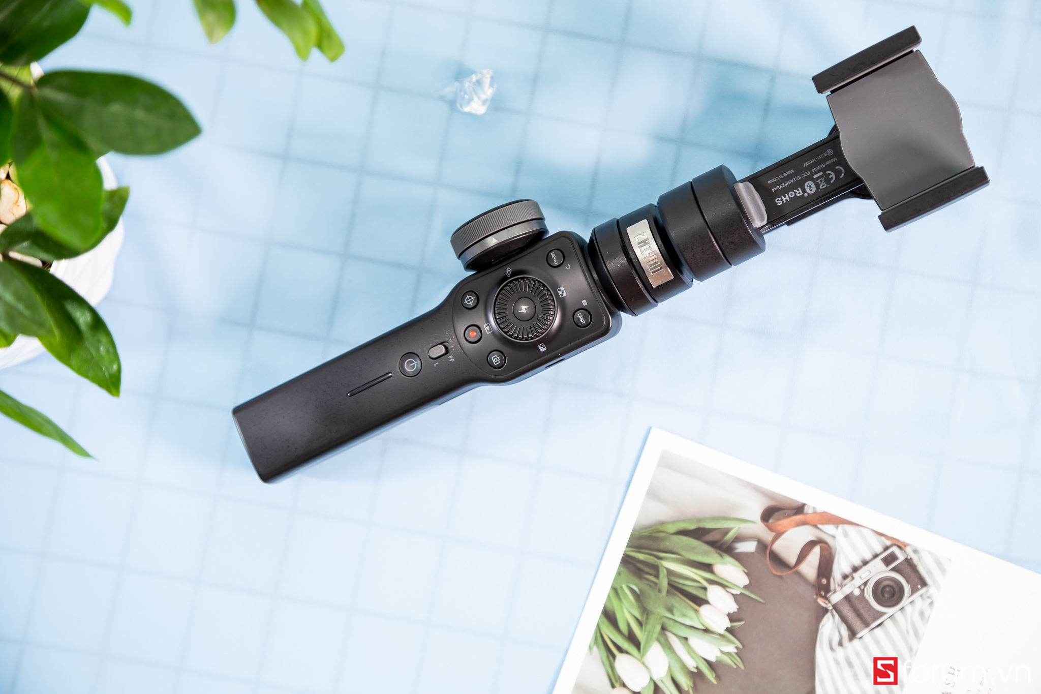 Trên tay Zhiyun Smooth 4: Gimbal điện thoại cho người dùng chuyên nghiệp