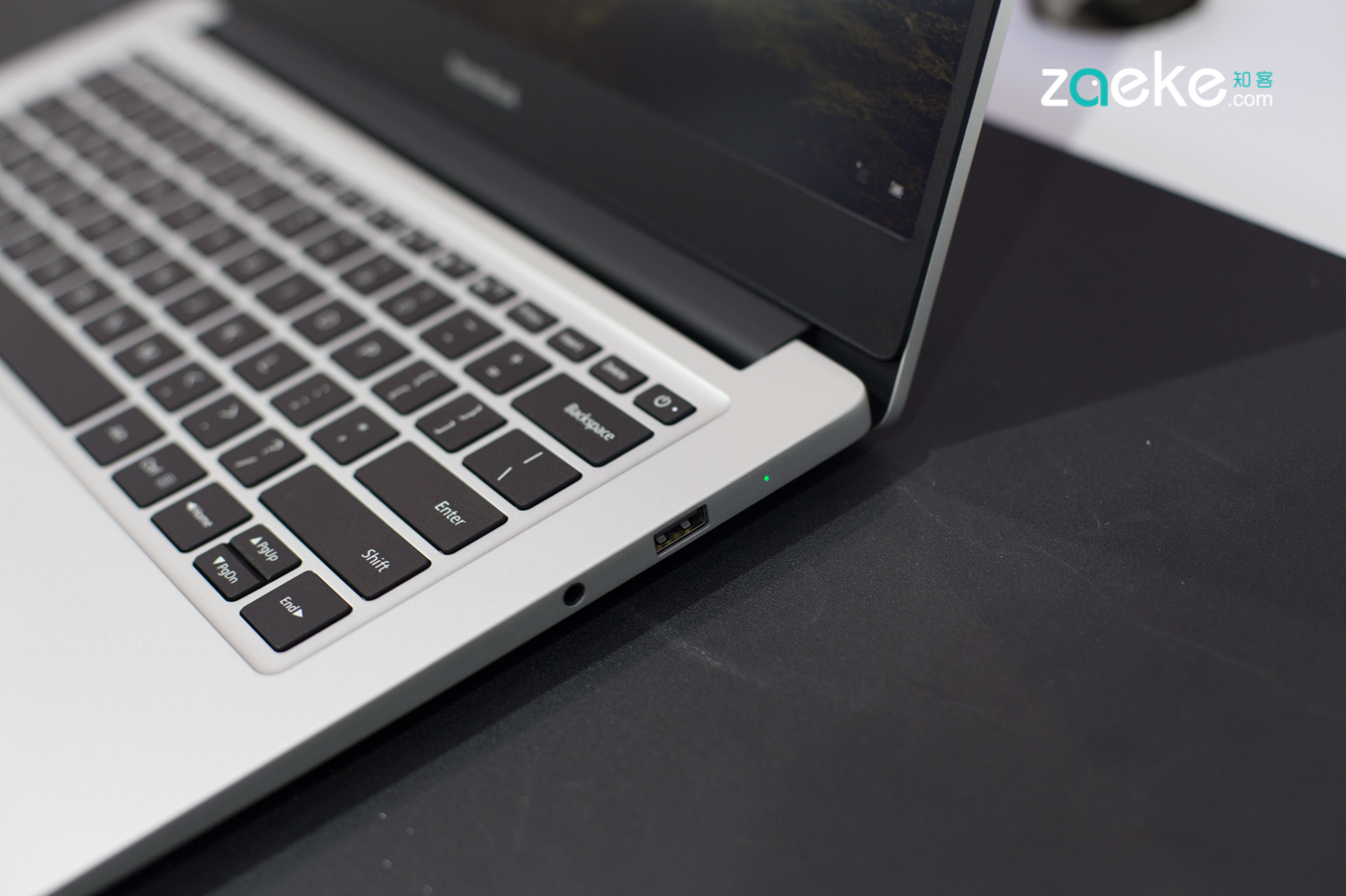 Cận cảnh laptop RedmiBook 14 mỏng, gọn, nhẹ đầu tiên của Redmi