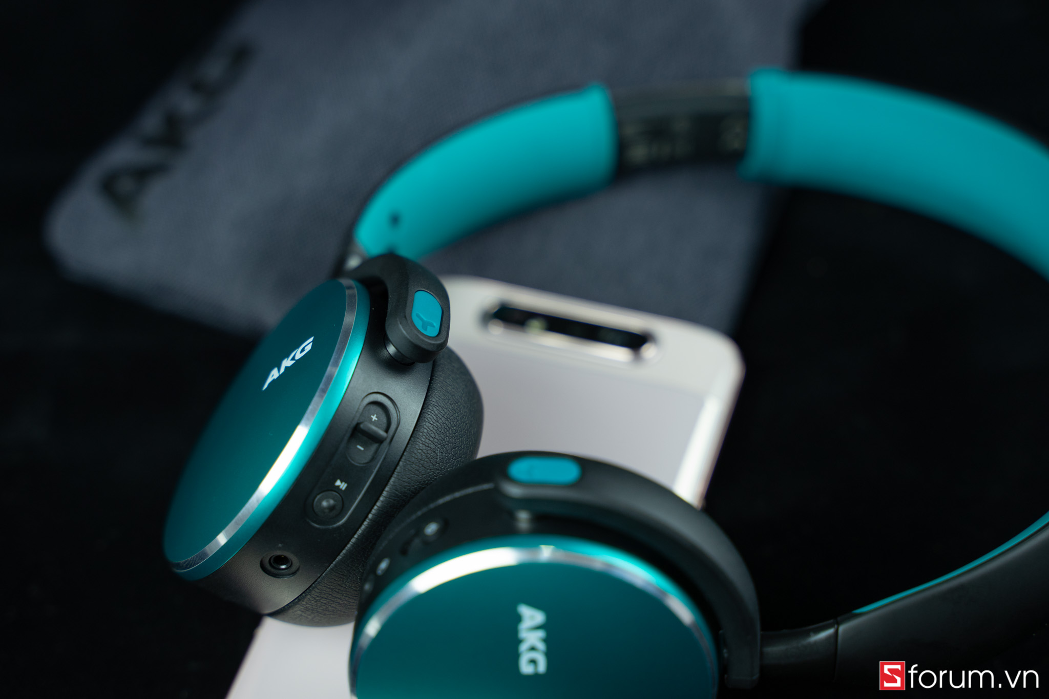 Mở hộp AKG Y500: Quà tặng cực "chất" cho khách hàng đặt trước Galaxy A80