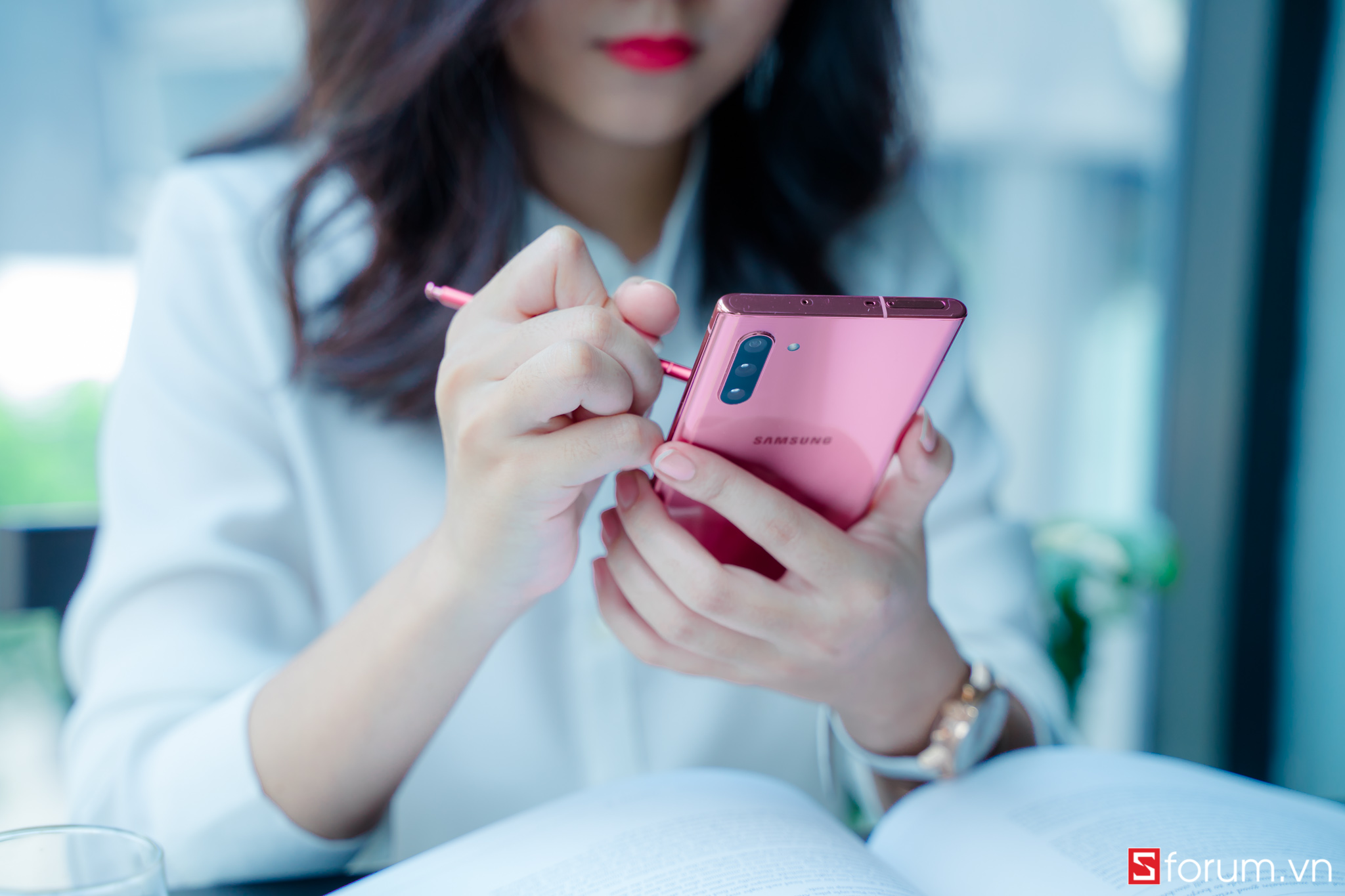 Mời chiêm ngưỡng vẻ đẹp sang trọng, quý phái của Galaxy Note 10 Aura Pink