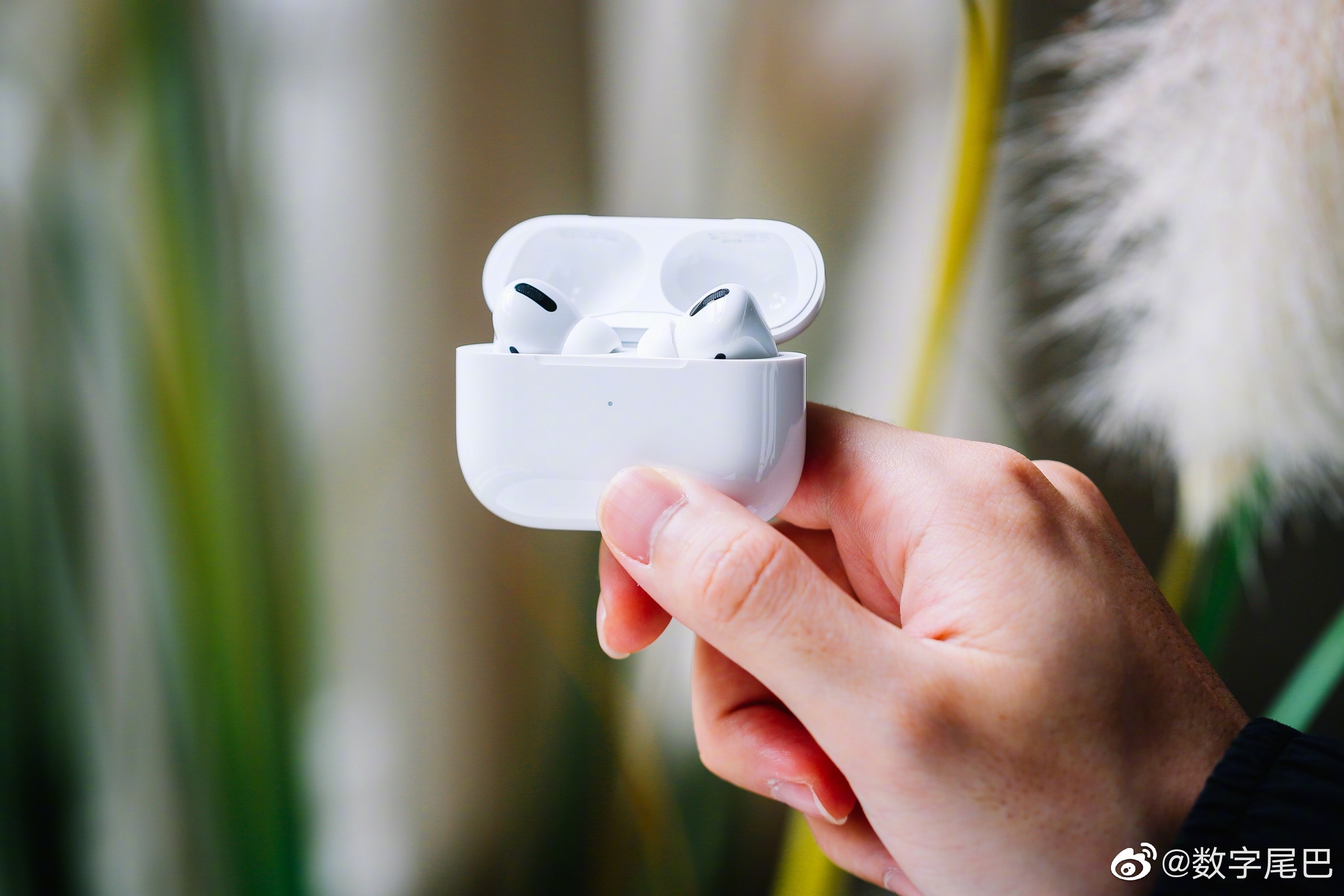 Cận cảnh AirPods Pro: Thiết kế in-ear không lo "rớt", điều hướng cảm ...