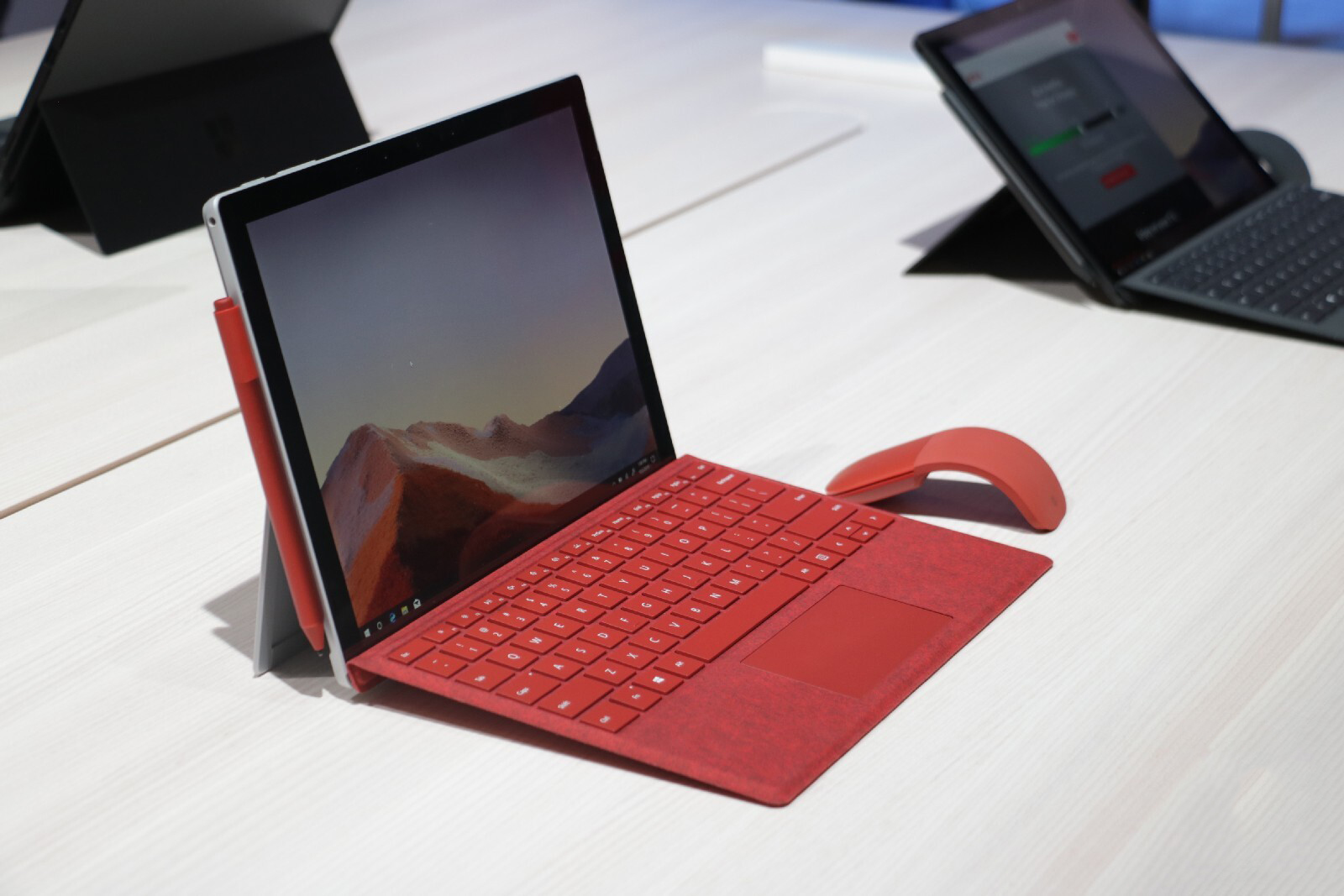 Trên tay đánh giá nhanh Surface Pro X và Surface Pro 7