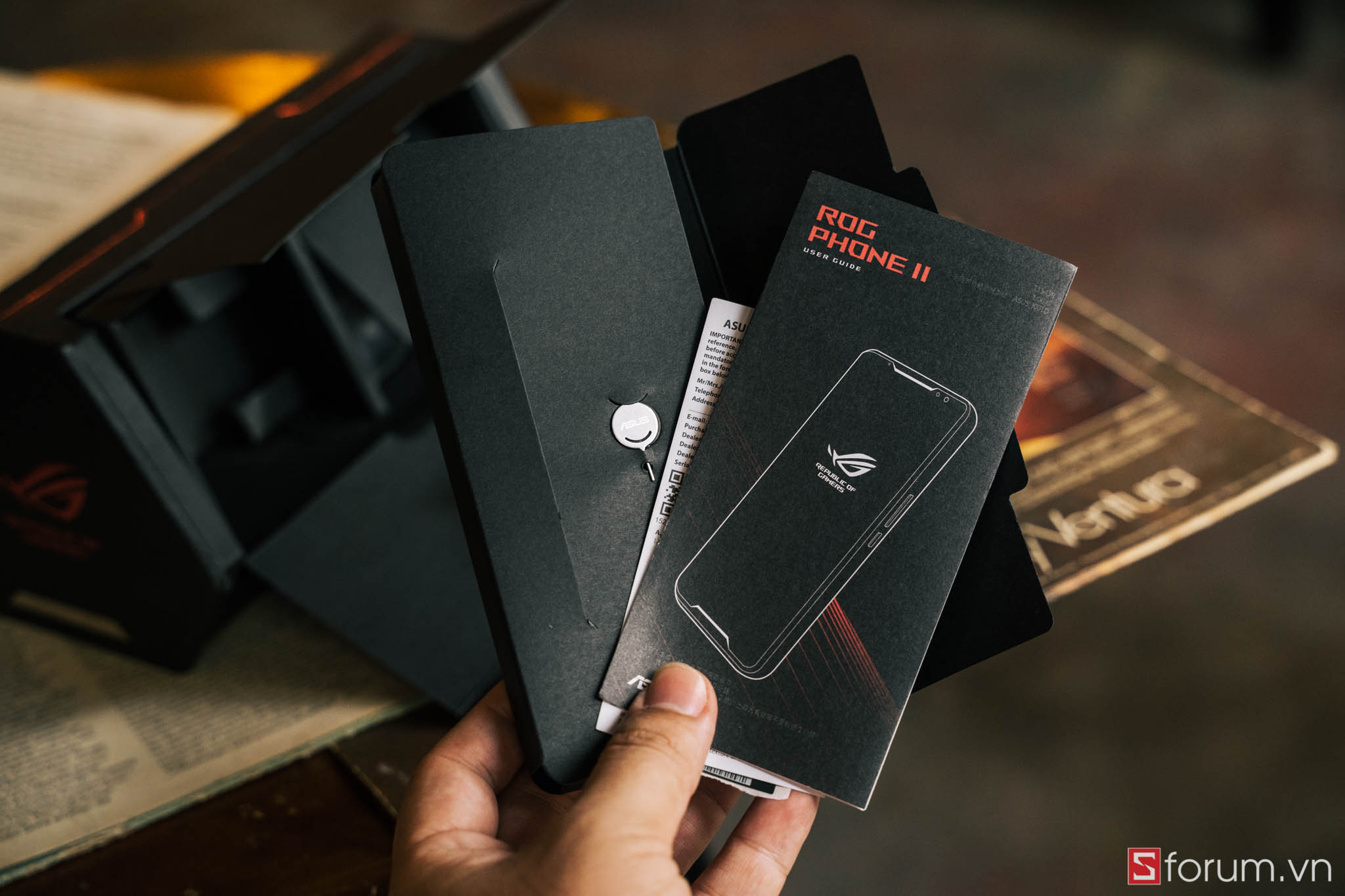 Mở hộp Asus ROG Phone 2 chính hãng, độc quyền CellphoneS: Nhiều phụ ...