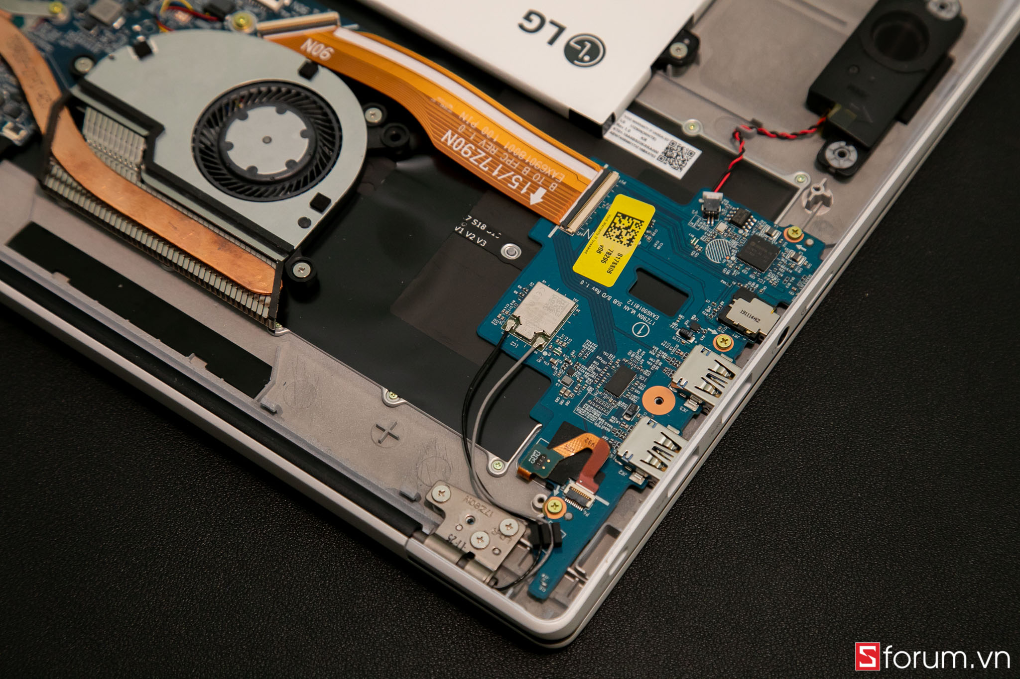 Khám phá nội thất LG Gram 17 inch: Mainboard siêu gọn nhưng dễ nâng cấp ...