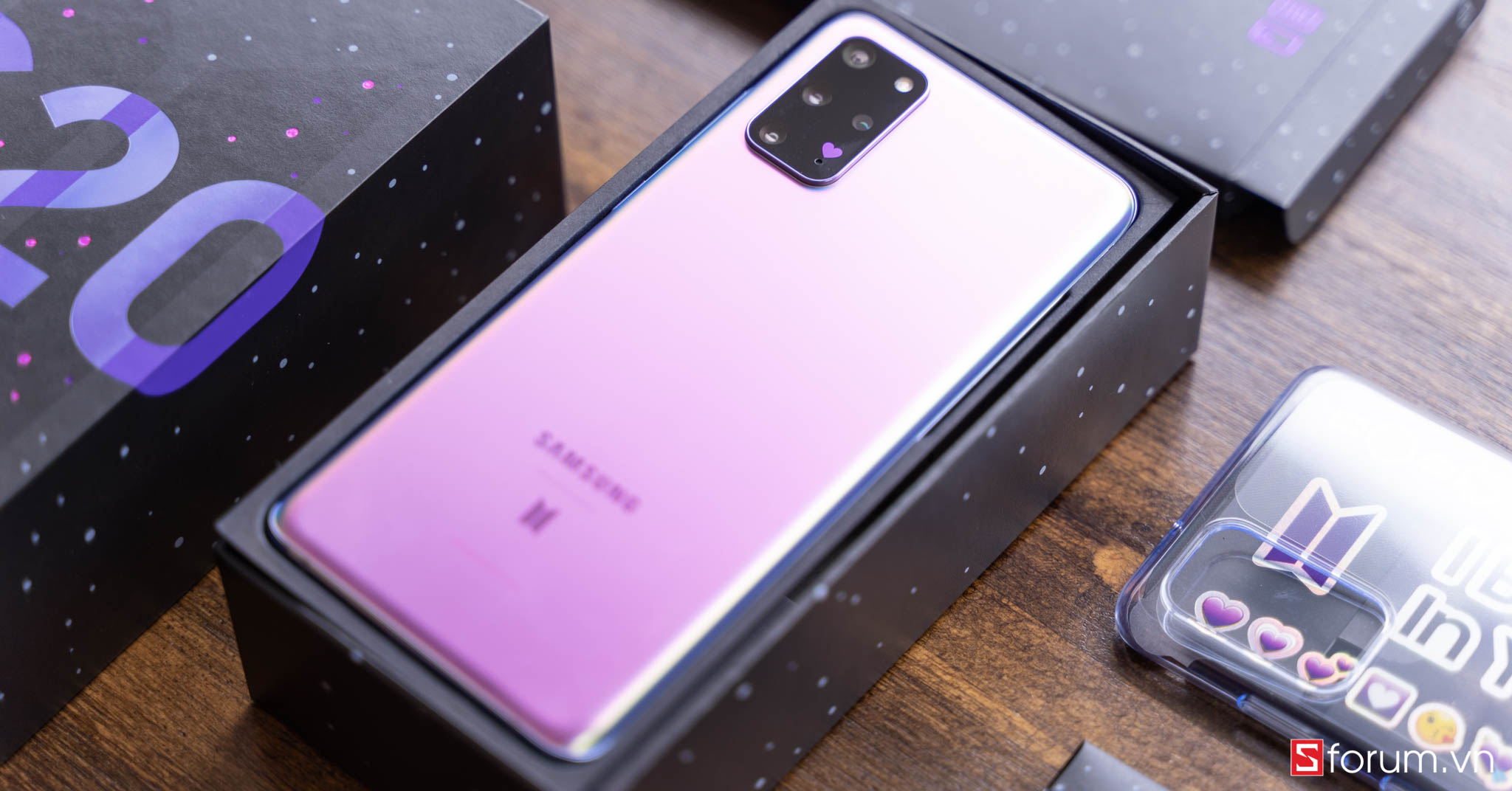 Mở hộp Galaxy S20+ BTS Edition: Những tiểu tiết nhỏ chắc chắn sẽ làm ...