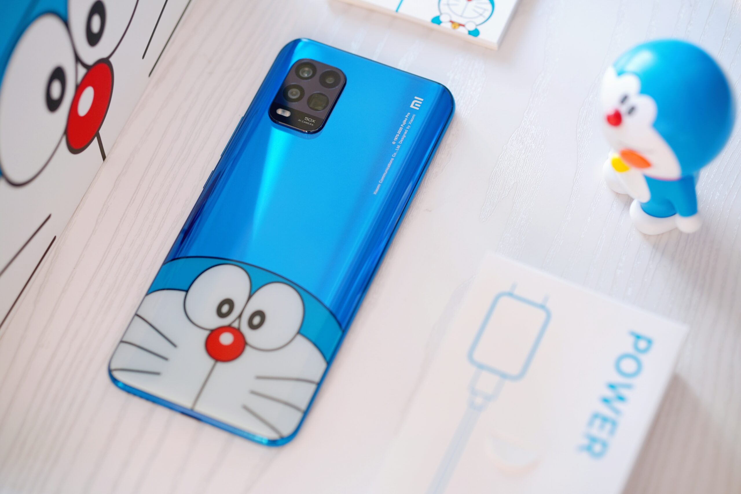 Cận cảnh smartphone Doraemon dễ thương nhất quả đất
