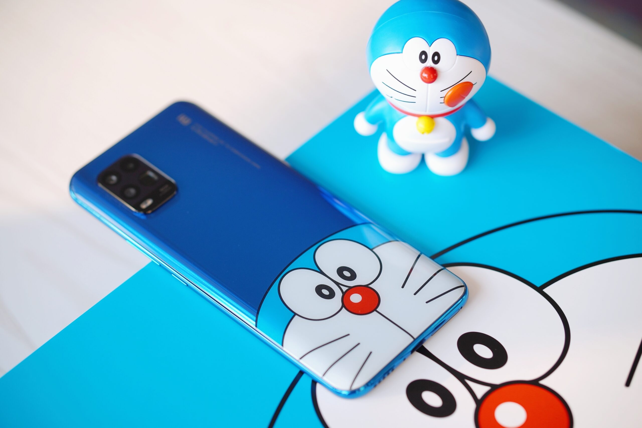Cận cảnh smartphone Doraemon dễ thương nhất quả đất