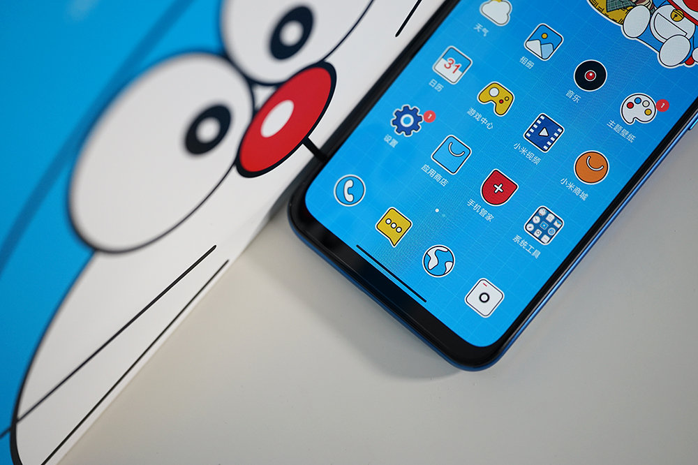 Cận cảnh smartphone Doraemon dễ thương nhất quả đất