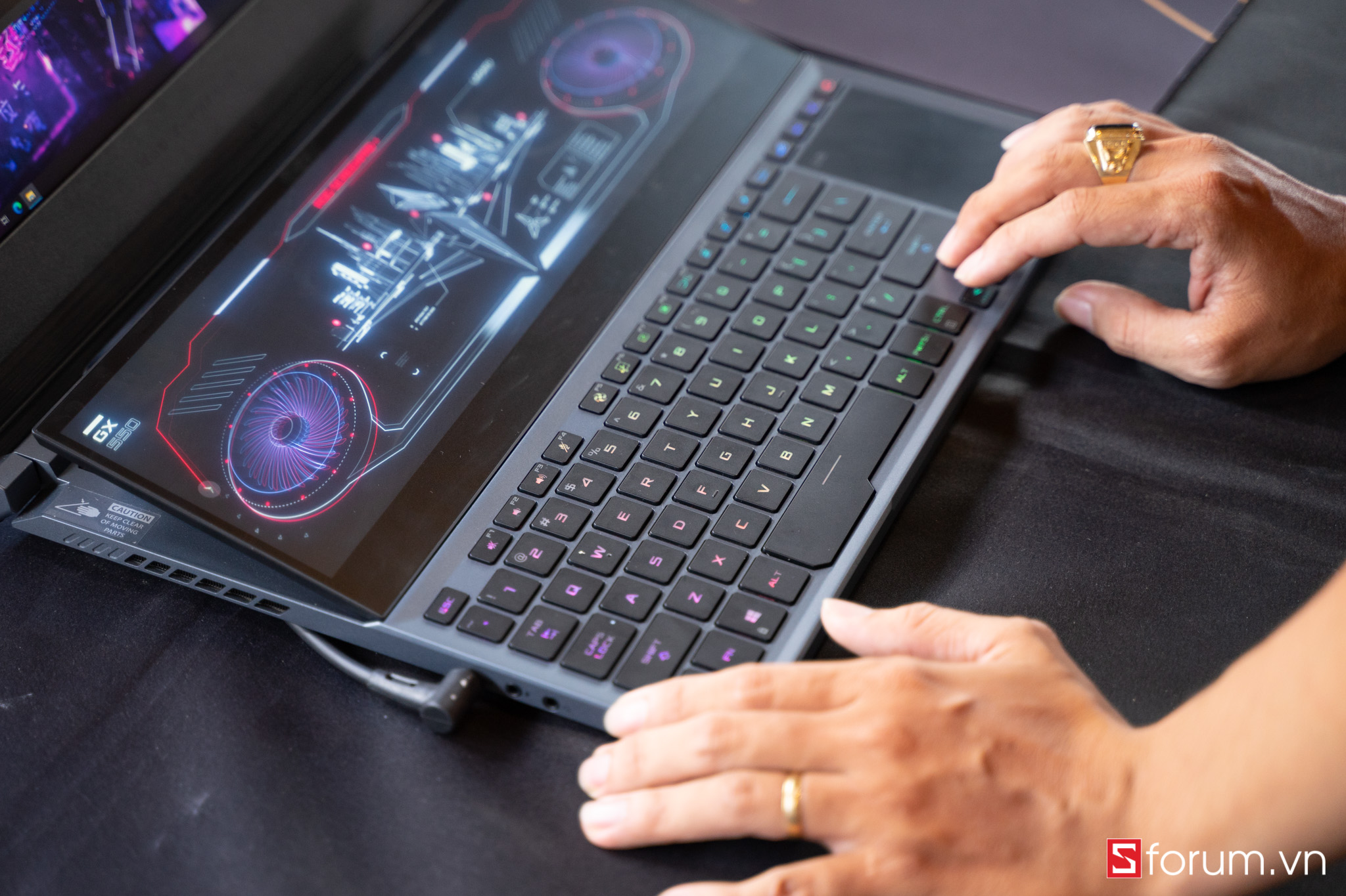 Cận cảnh ROG Zephyrus Duo 15: Thân hình "gọn" chứa đựng sức mạnh "khủng ...