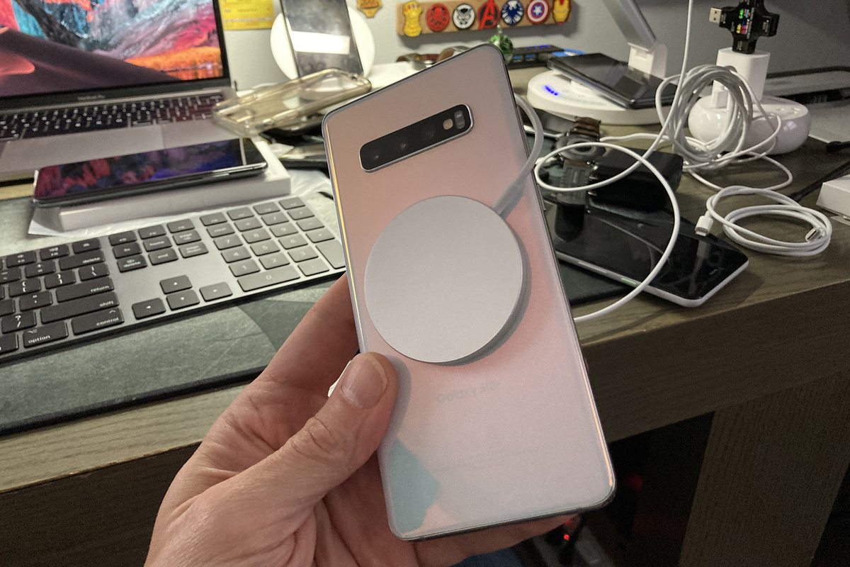 Đế sạc MagSafe có thể sạc cho tất cả các thiết bị chuẩn Qi nhưng trừ ...