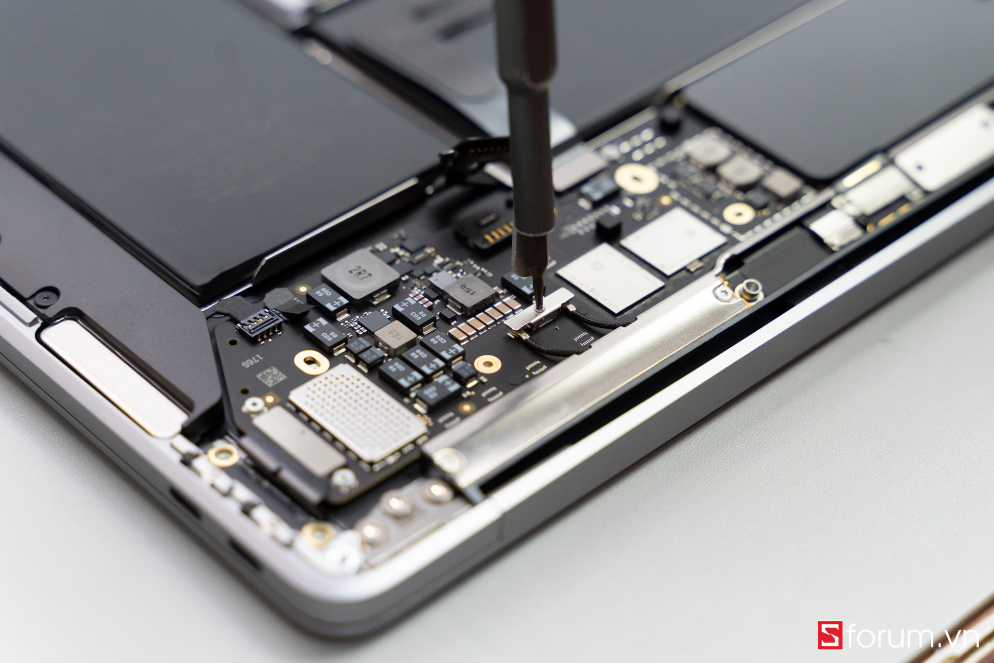 "Mổ bụng" Apple Macbook Air M1: "Dễ" tháo hơn iPhone 12 Pro Max, thiết ...
