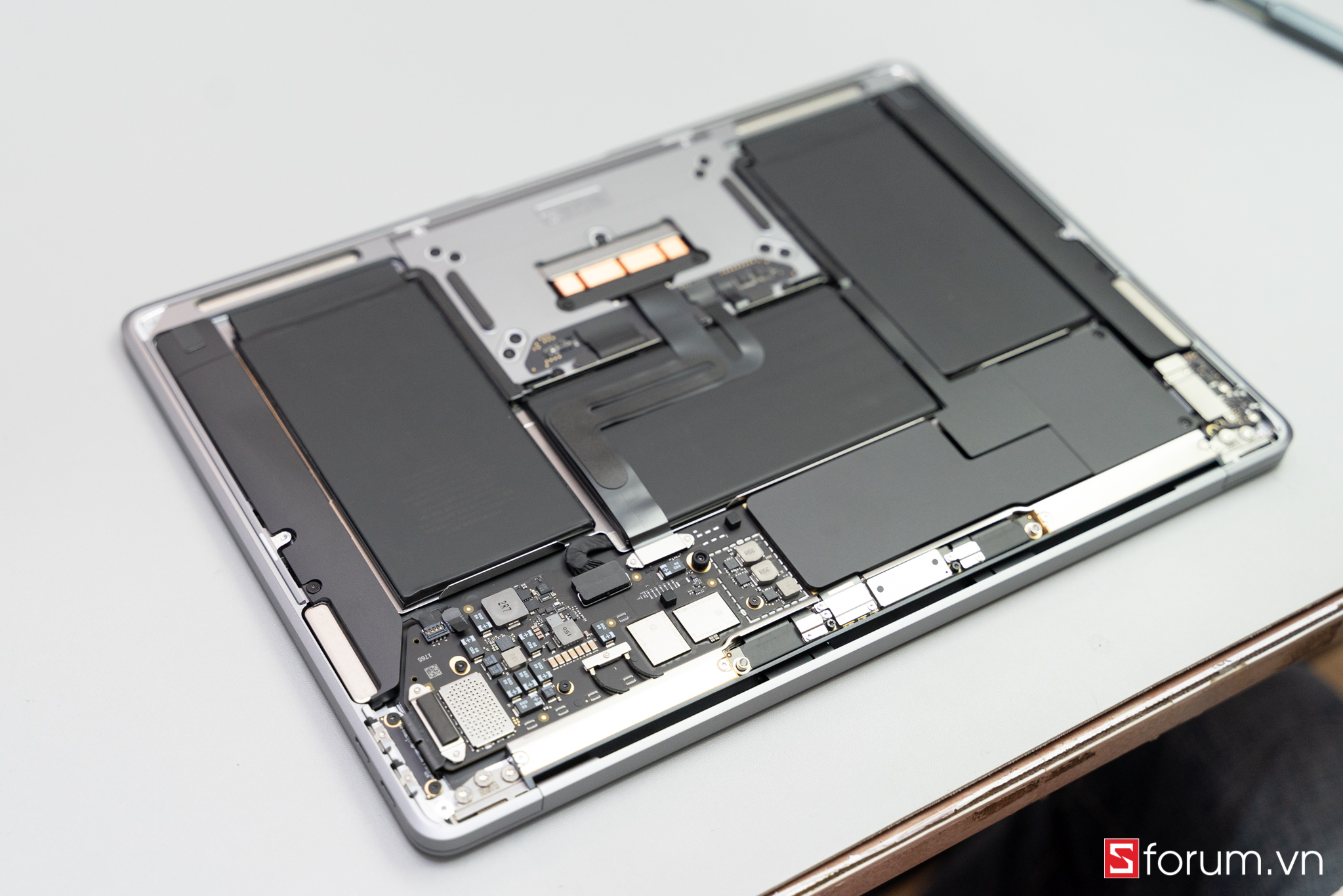 "Mổ bụng" Apple Macbook Air M1: "Dễ" tháo hơn iPhone 12 Pro Max, thiết ...