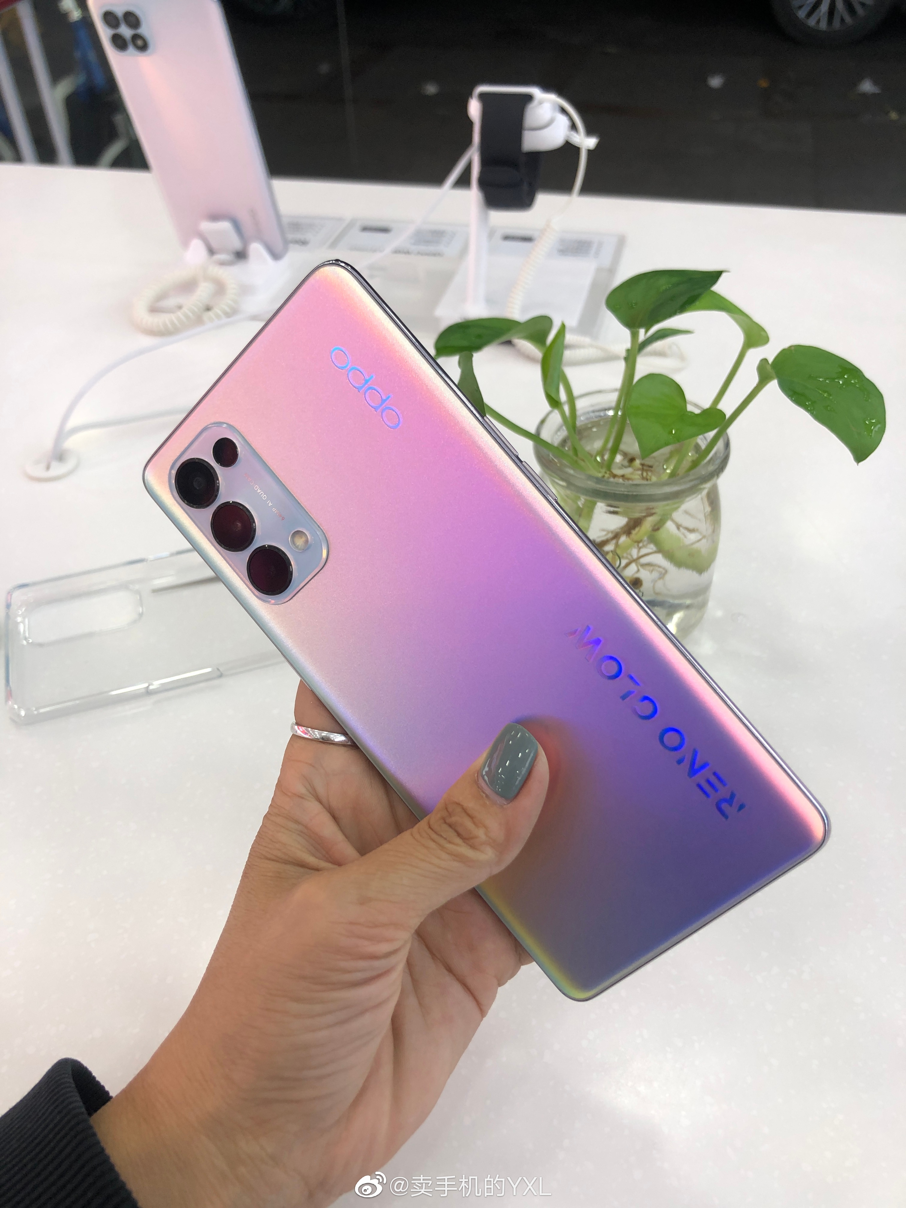 Chưa ra mắt, OPPO Reno5 Pro màu Reno Glow đã lộ ảnh trên tay: Mặt lưng ...