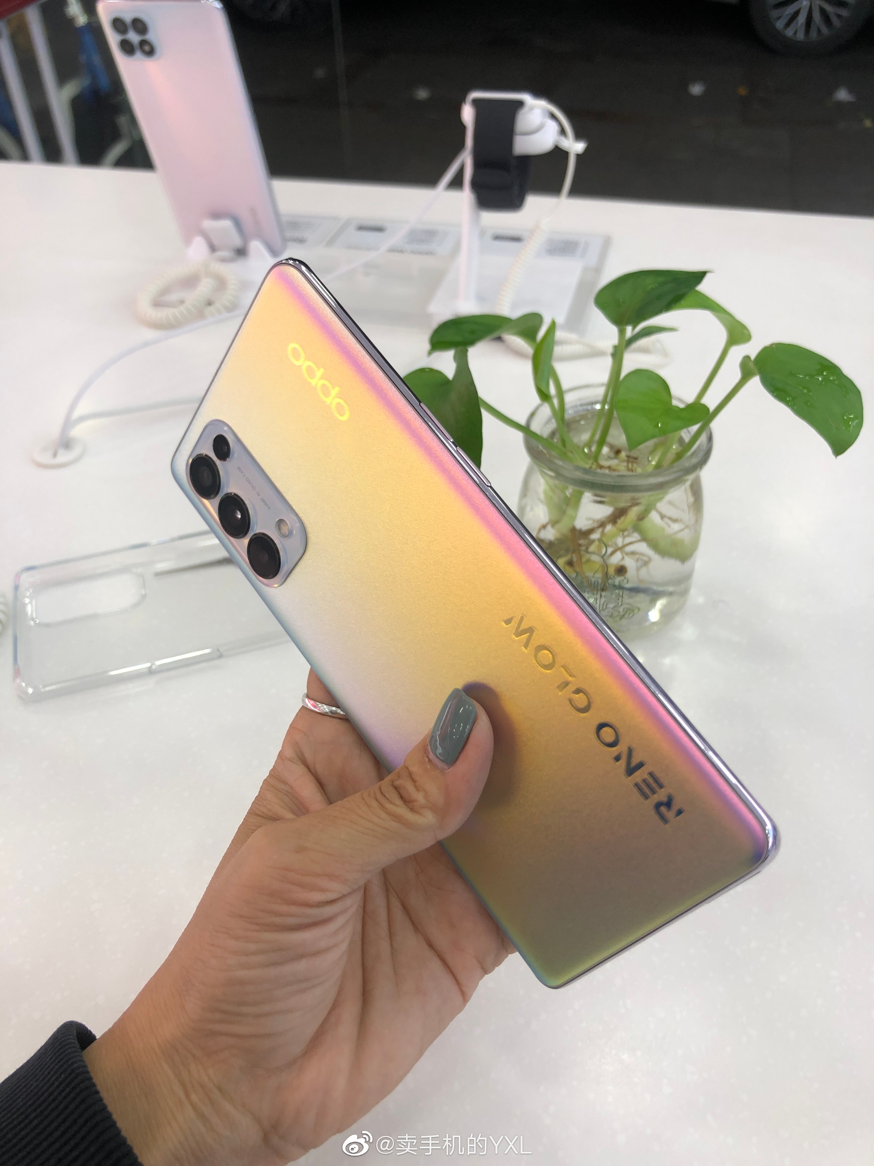 Chưa ra mắt, OPPO Reno5 Pro màu Reno Glow đã lộ ảnh trên tay: Mặt lưng ...