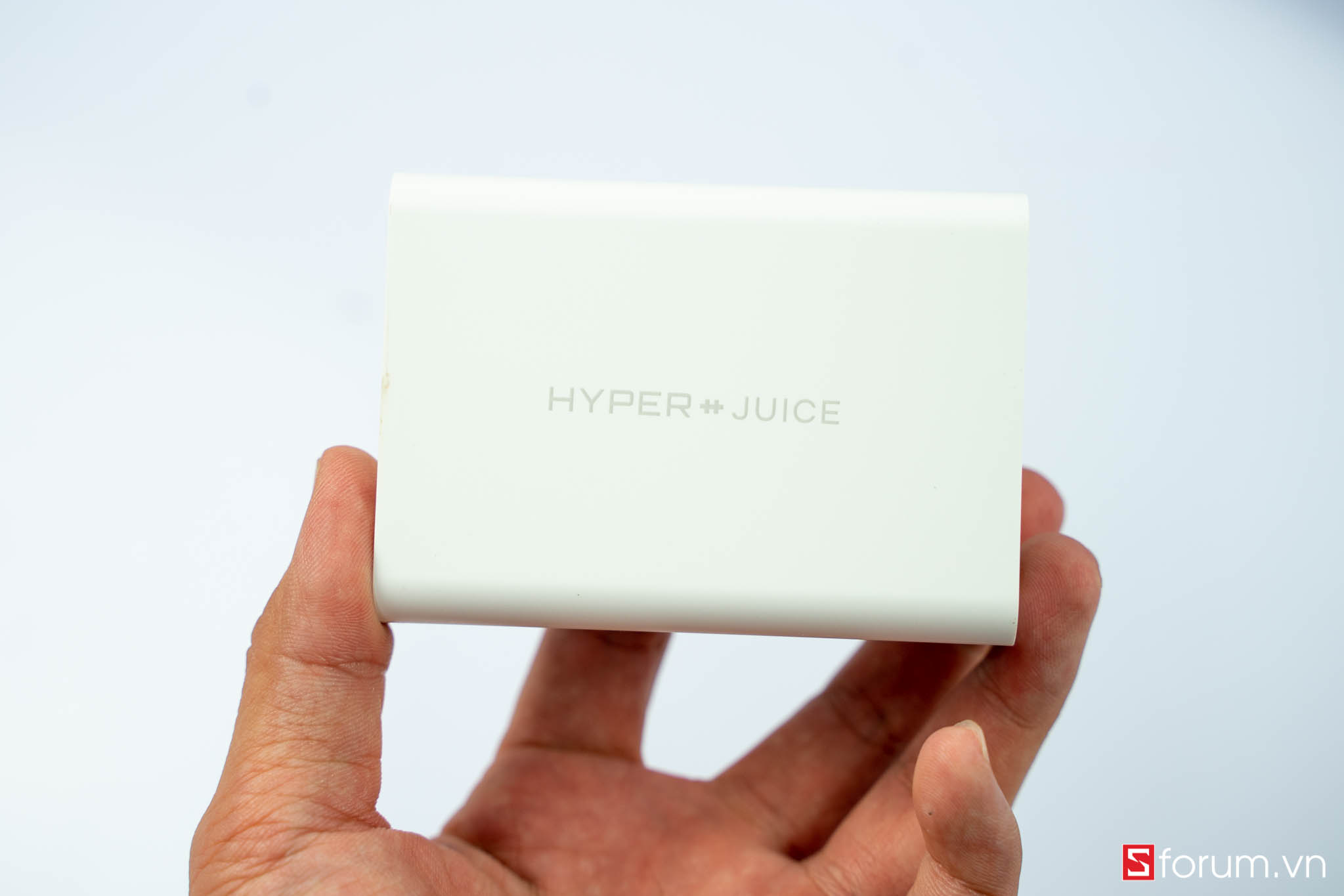 Trên tay HyperJuice GaN 100W: Thiết kế nhỏ gọn, 4 cổng, sạc được cho cả ...