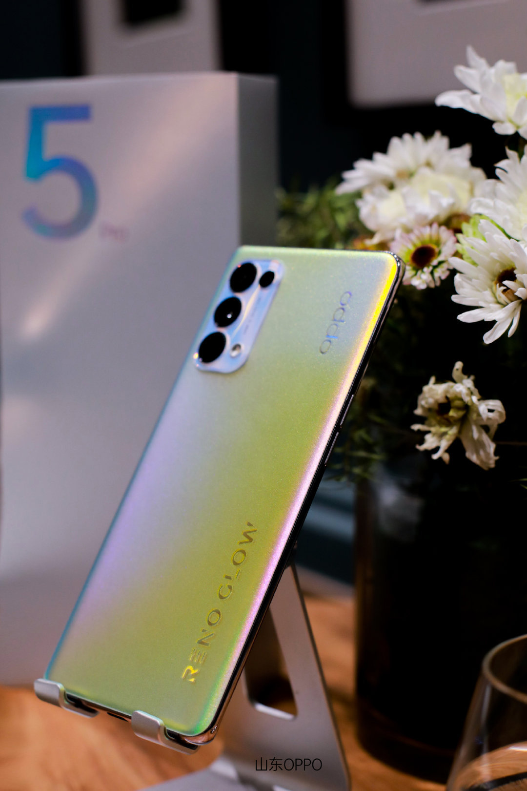 Chưa ra mắt, OPPO Reno5 Pro màu Reno Glow đã lộ ảnh trên tay: Mặt lưng ...