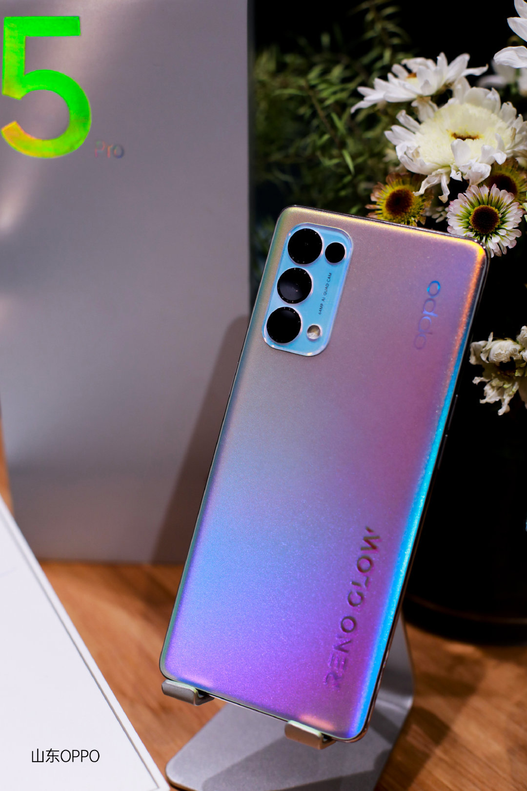 Chưa ra mắt, OPPO Reno5 Pro màu Reno Glow đã lộ ảnh trên tay: Mặt lưng ...