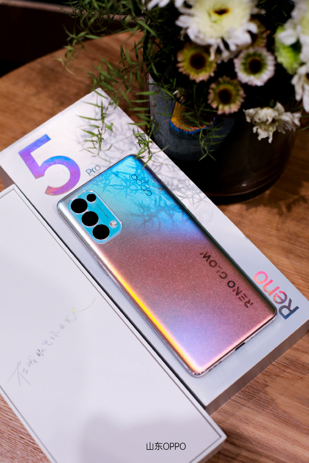 Chưa ra mắt, OPPO Reno5 Pro màu Reno Glow đã lộ ảnh trên tay: Mặt lưng ...