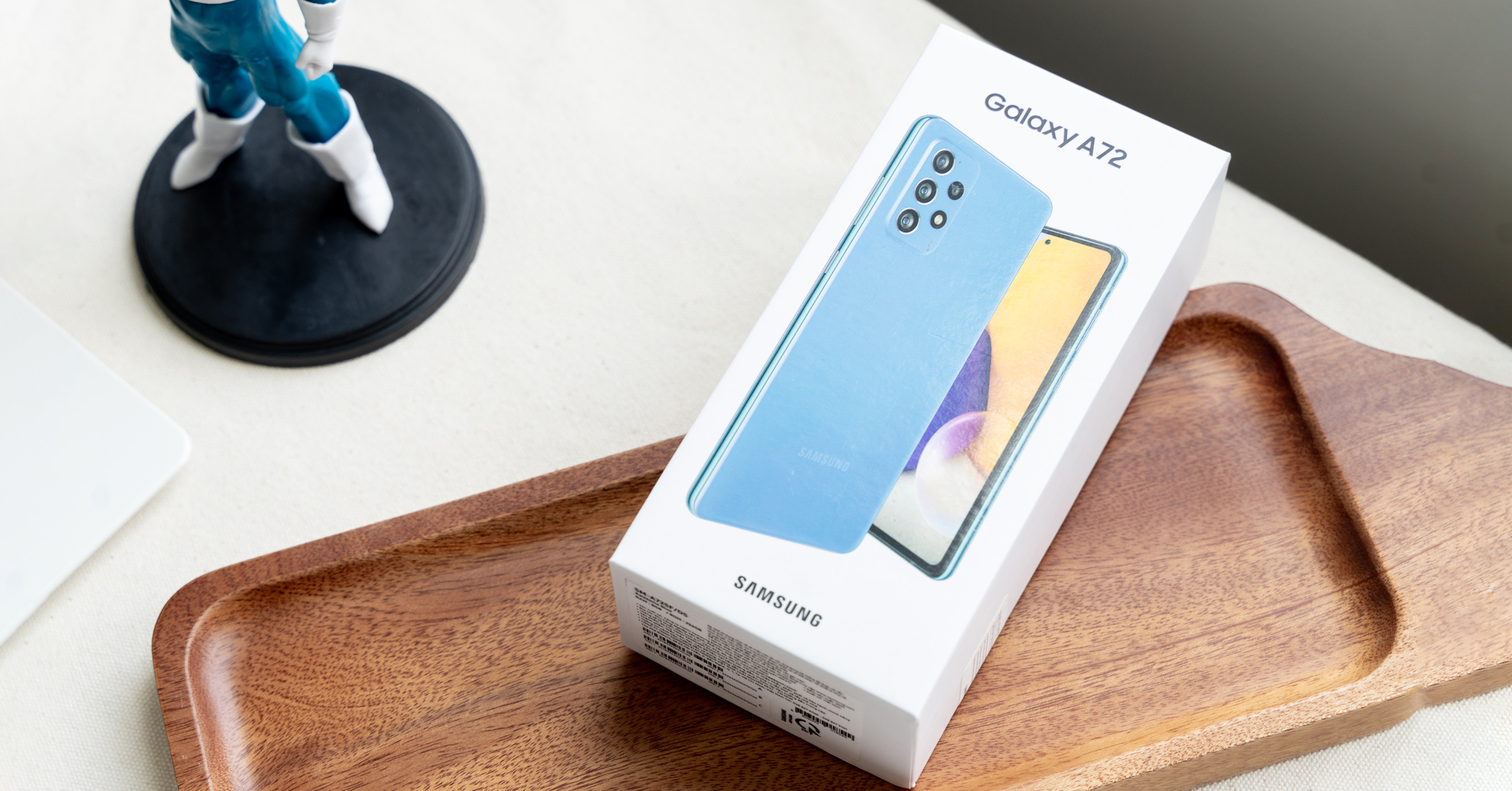 Mở hộp Galaxy A52 và Galaxy A72 chính hãng: Đầy đủ cáp, sạc nhanh