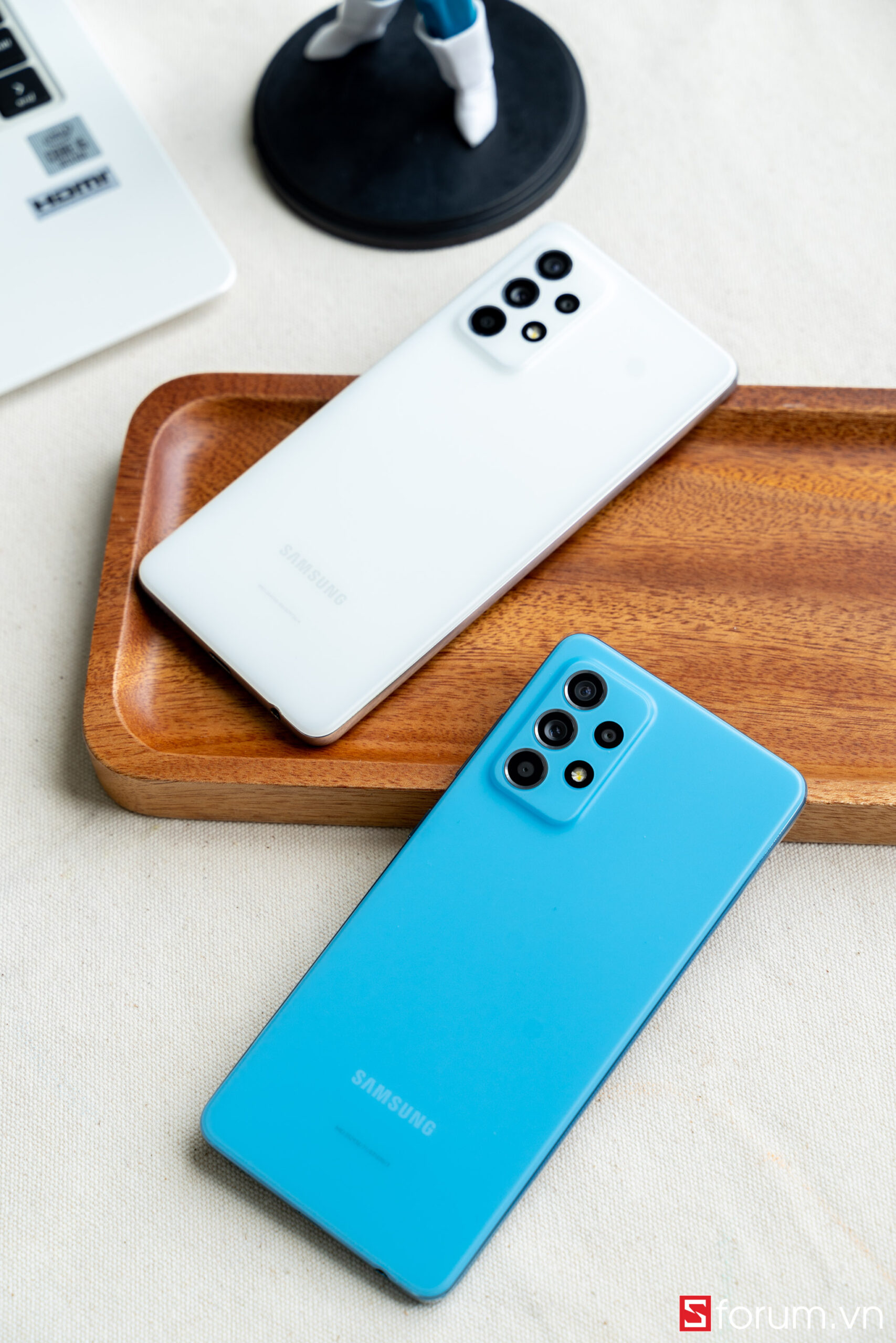 Mở hộp Galaxy A52 và Galaxy A72 chính hãng: Đầy đủ cáp, sạc nhanh