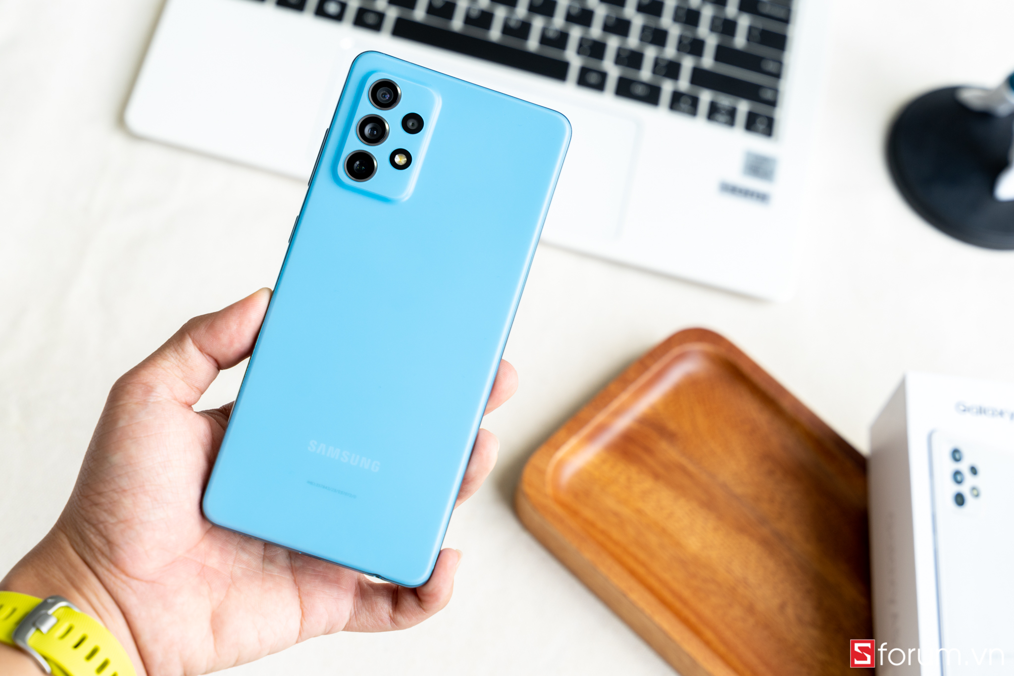 Mở hộp Galaxy A52 và Galaxy A72 chính hãng: Đầy đủ cáp, sạc nhanh