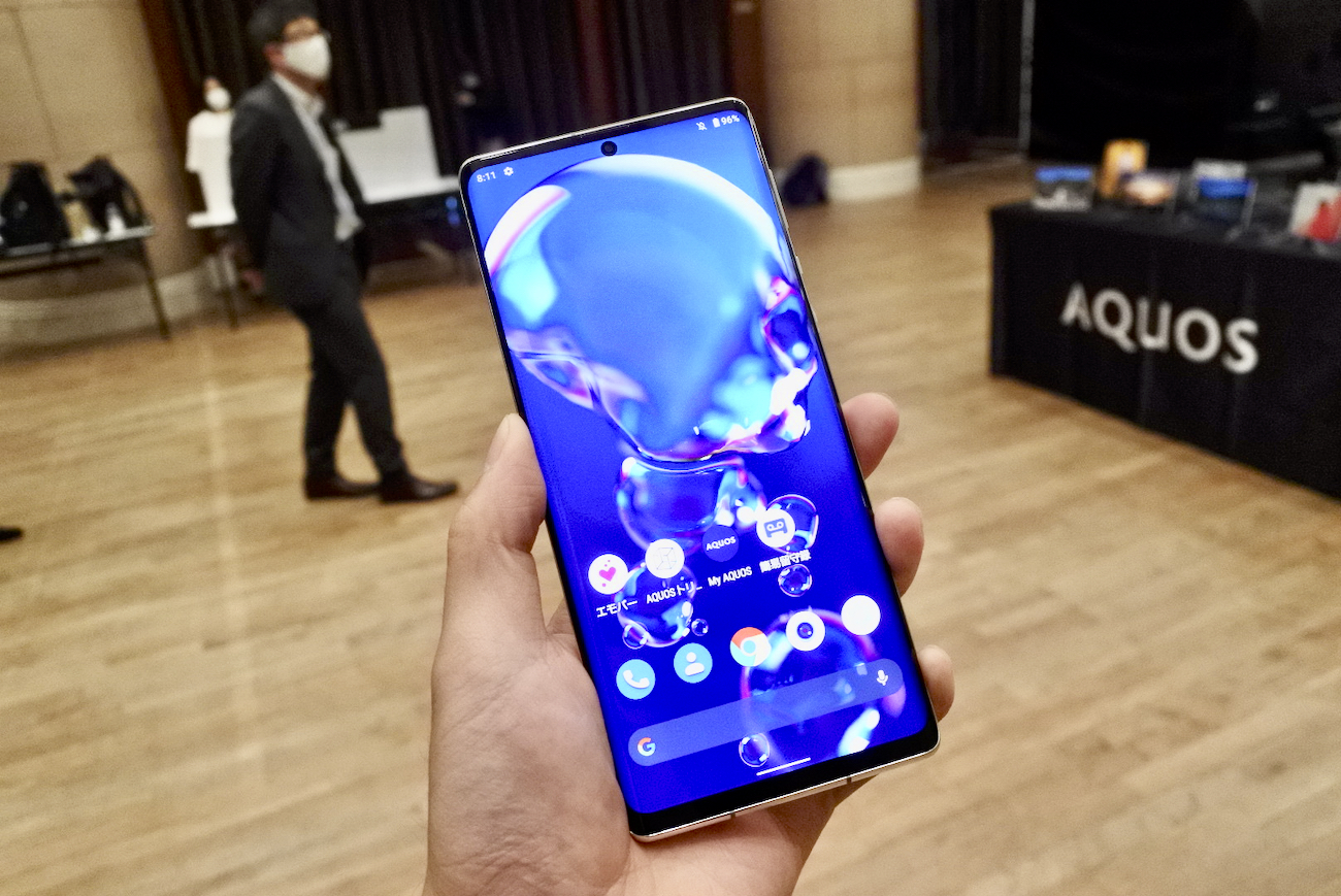 Trên tay Sharp Aquos R6: Smartphone có cảm biến máy ảnh lớn nhất thế giới!