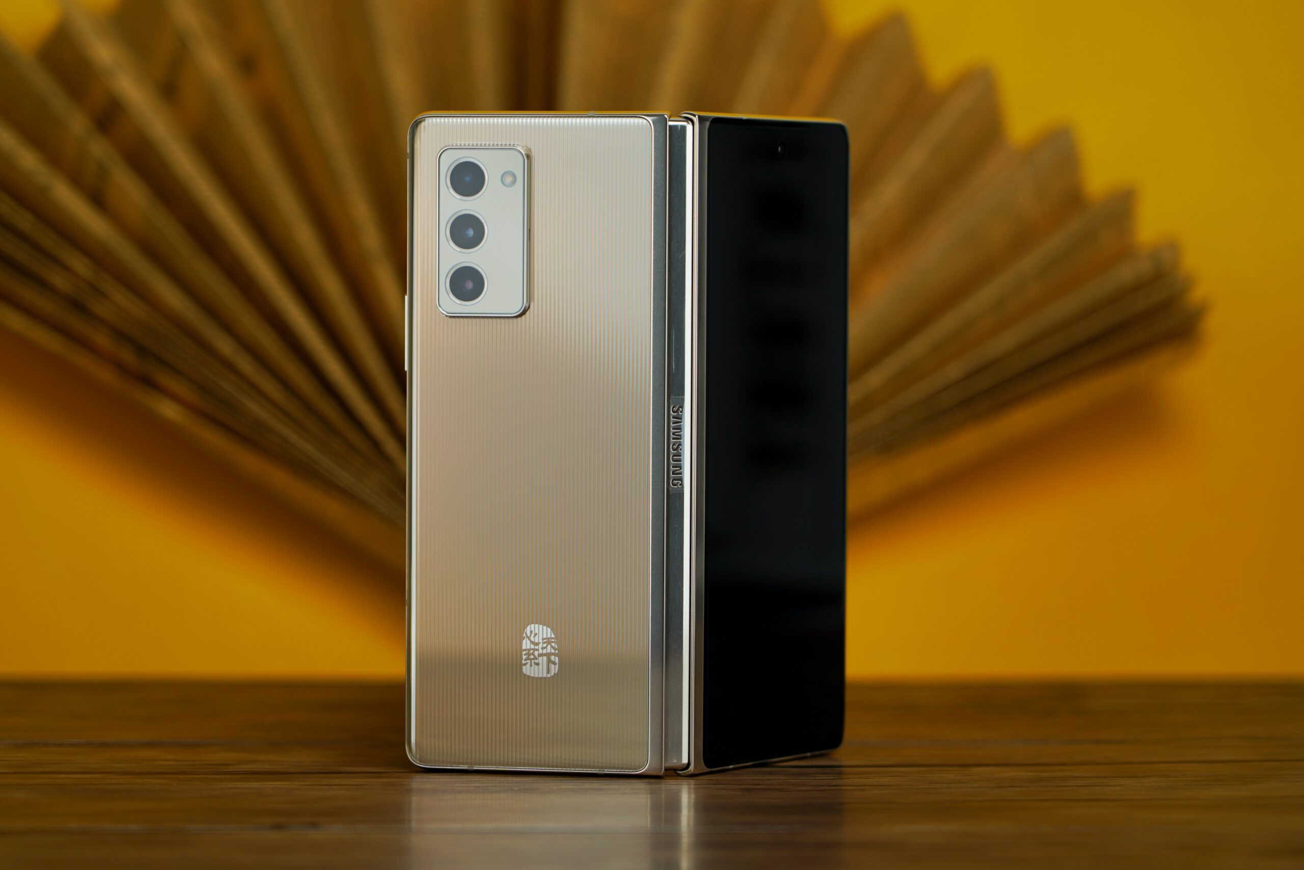 Mở hộp Samsung W21 5G: "Anh em sinh đôi" với Galaxy Z Fold2 nhưng giá ...