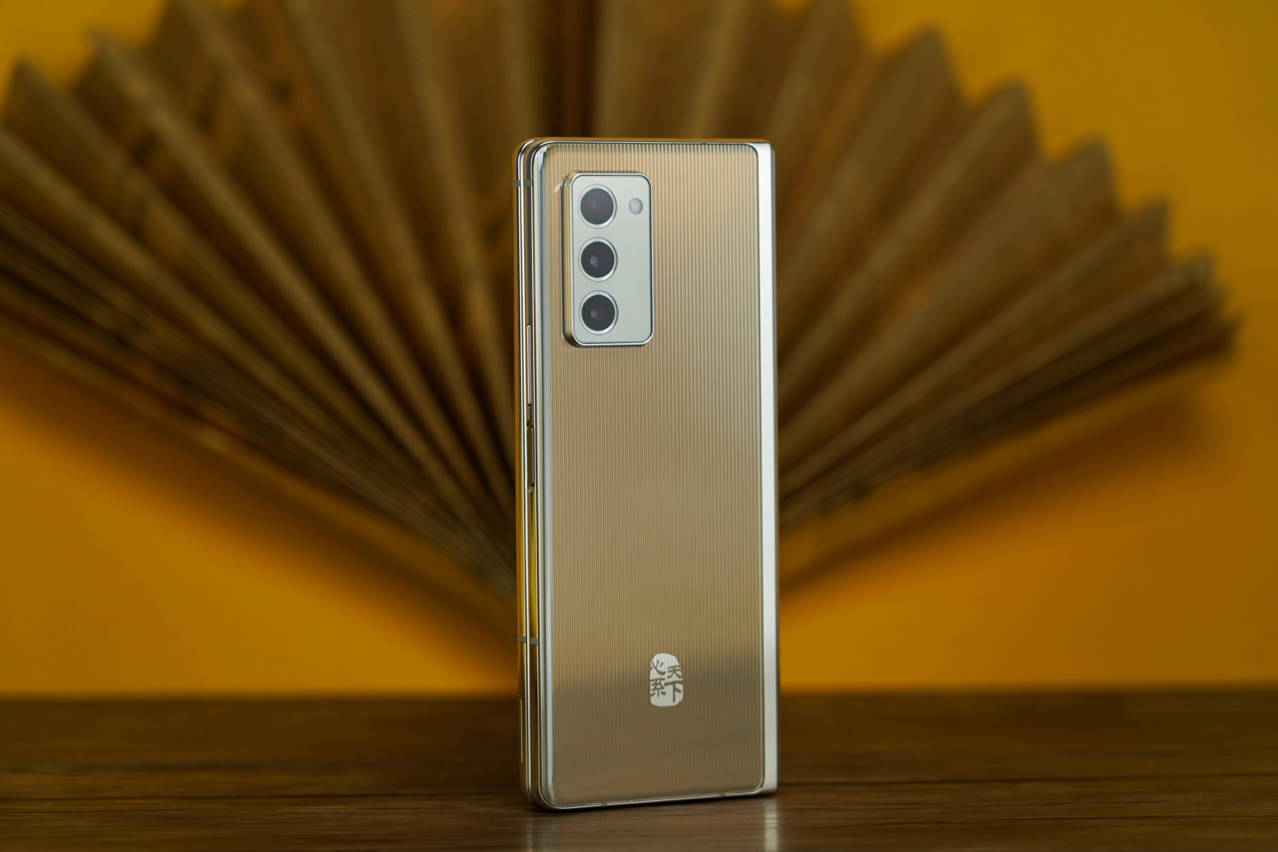 Mở hộp Samsung W21 5G: "Anh em sinh đôi" với Galaxy Z Fold2 nhưng giá ...