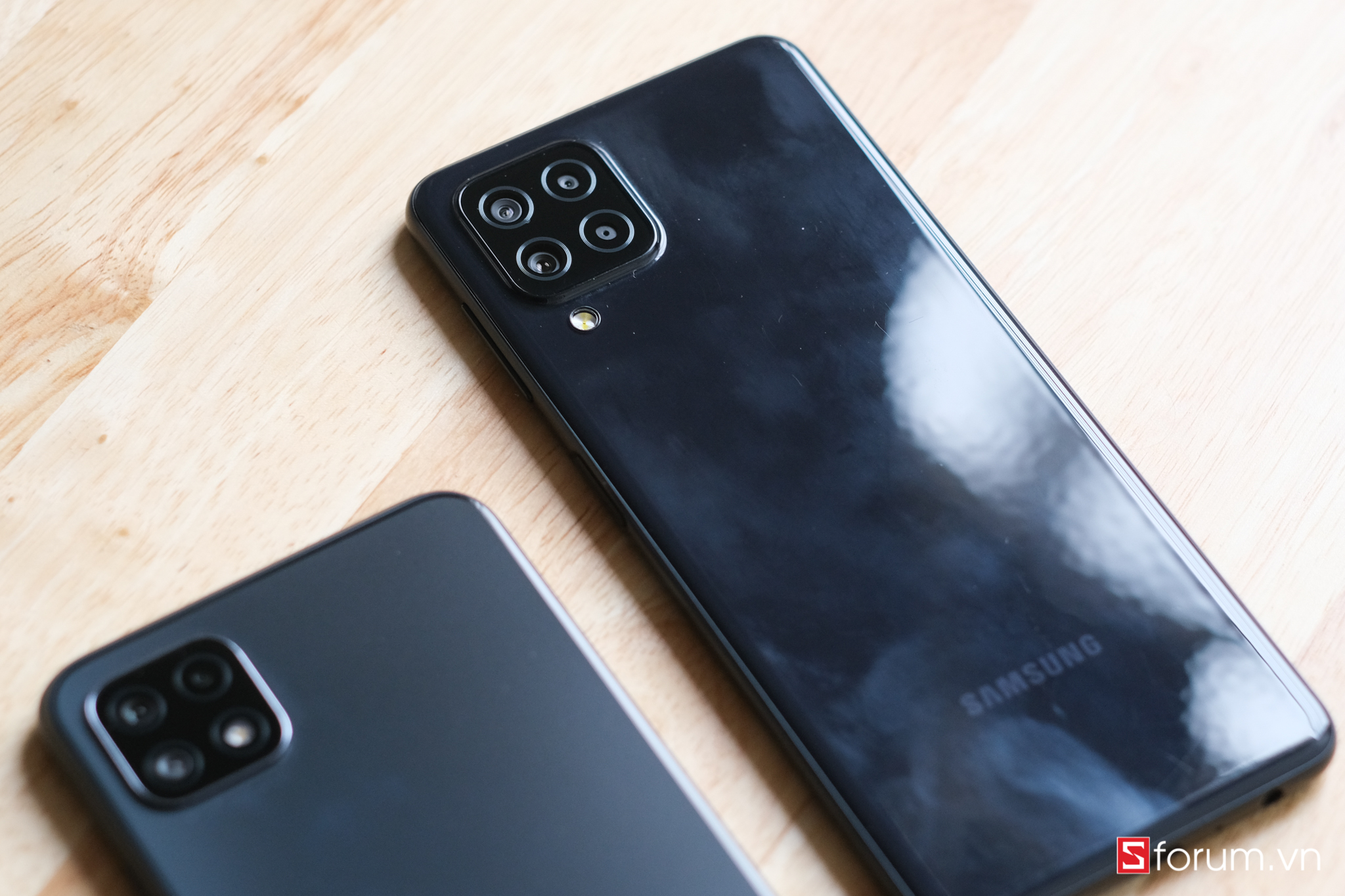 So sánh Galaxy A22 LTE và 5G: "Anh em" một nhà nhưng chẳng ai giống ai!