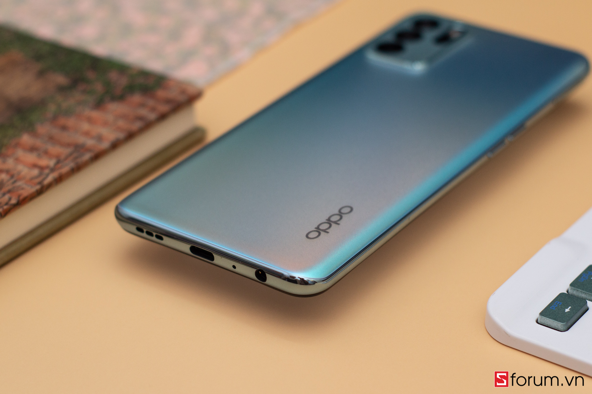 Mở hộp Reno6 Z 5G: Thiết kế đẹp mắt, cấu hình hấp dẫn, giá trên 9 triệu