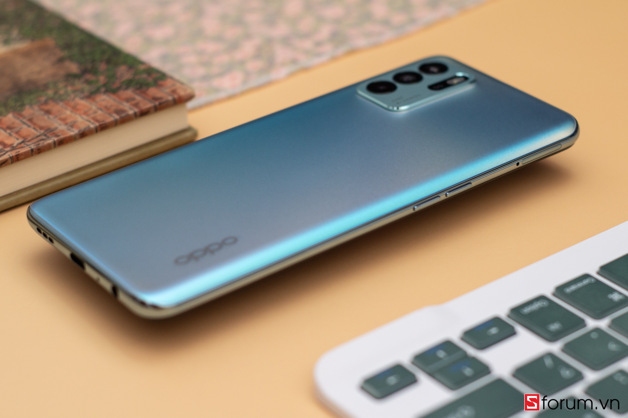 Mở hộp Reno6 Z 5G: Thiết kế đẹp mắt, cấu hình hấp dẫn, giá trên 9 triệu