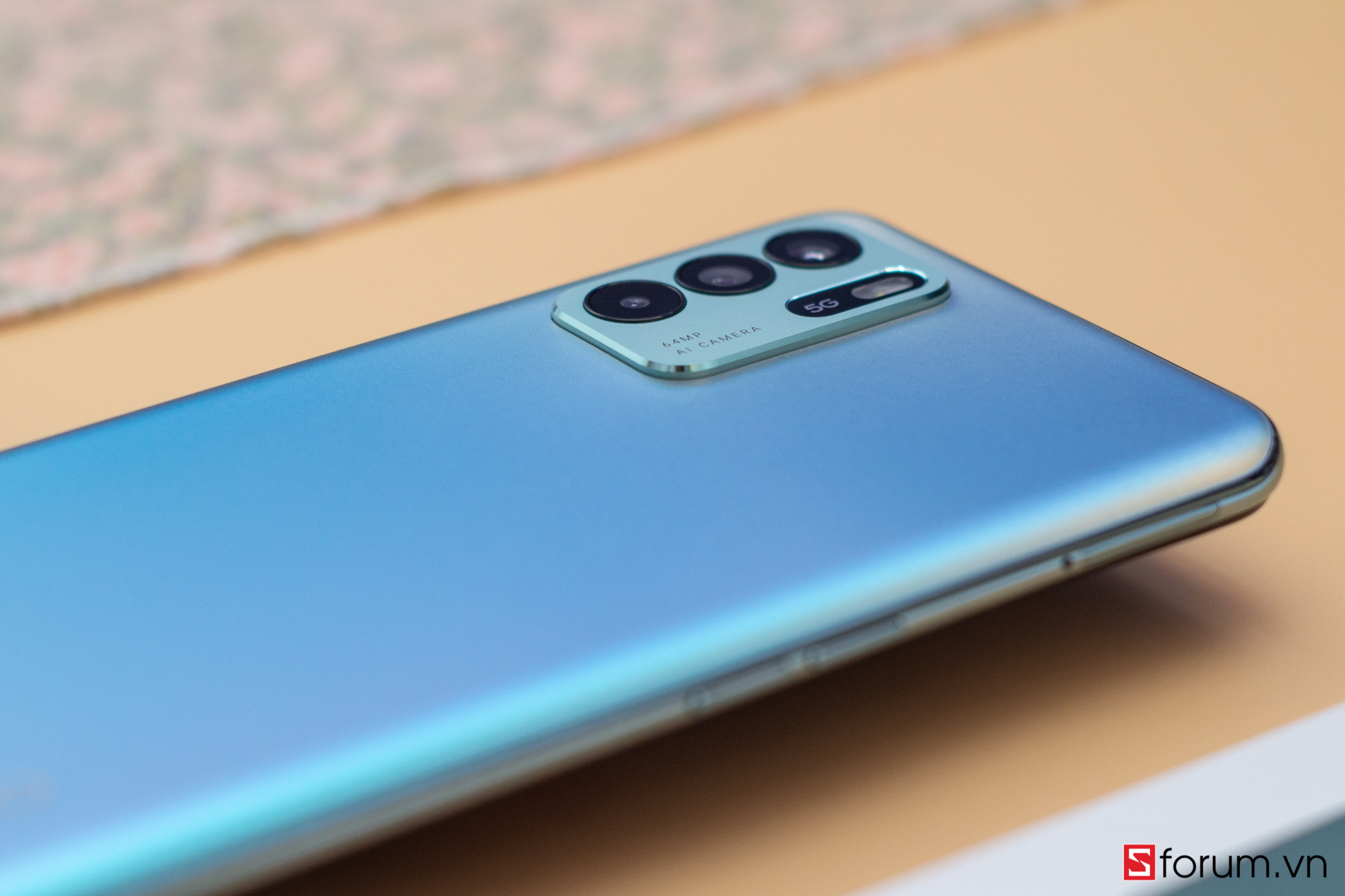 Mở hộp Reno6 Z 5G: Thiết kế đẹp mắt, cấu hình hấp dẫn, giá trên 9 triệu