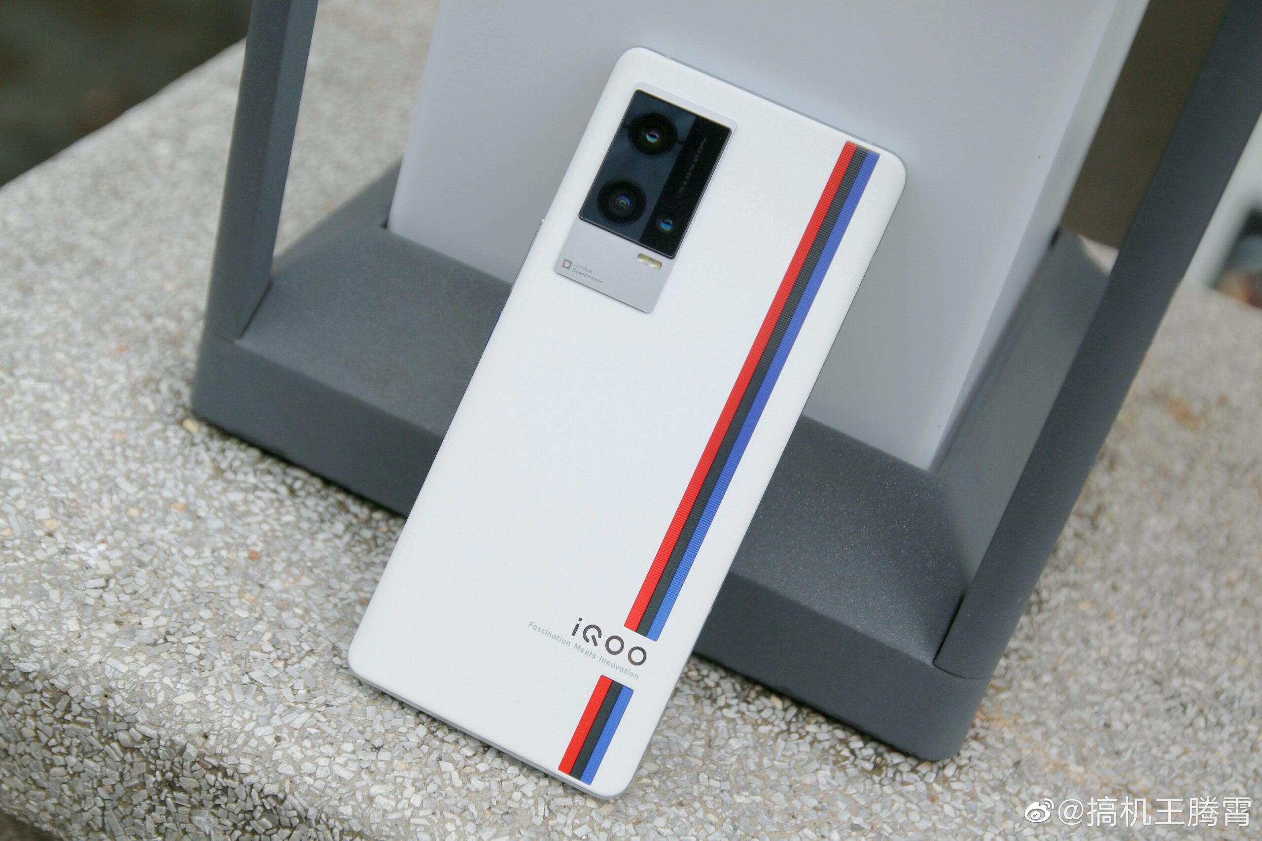 Trên tay iQOO 8 Pro: Mặt lưng giả carbon, màn hình OLED E5 cao cấp, Snapdragon 888+, sạc nhanh ...