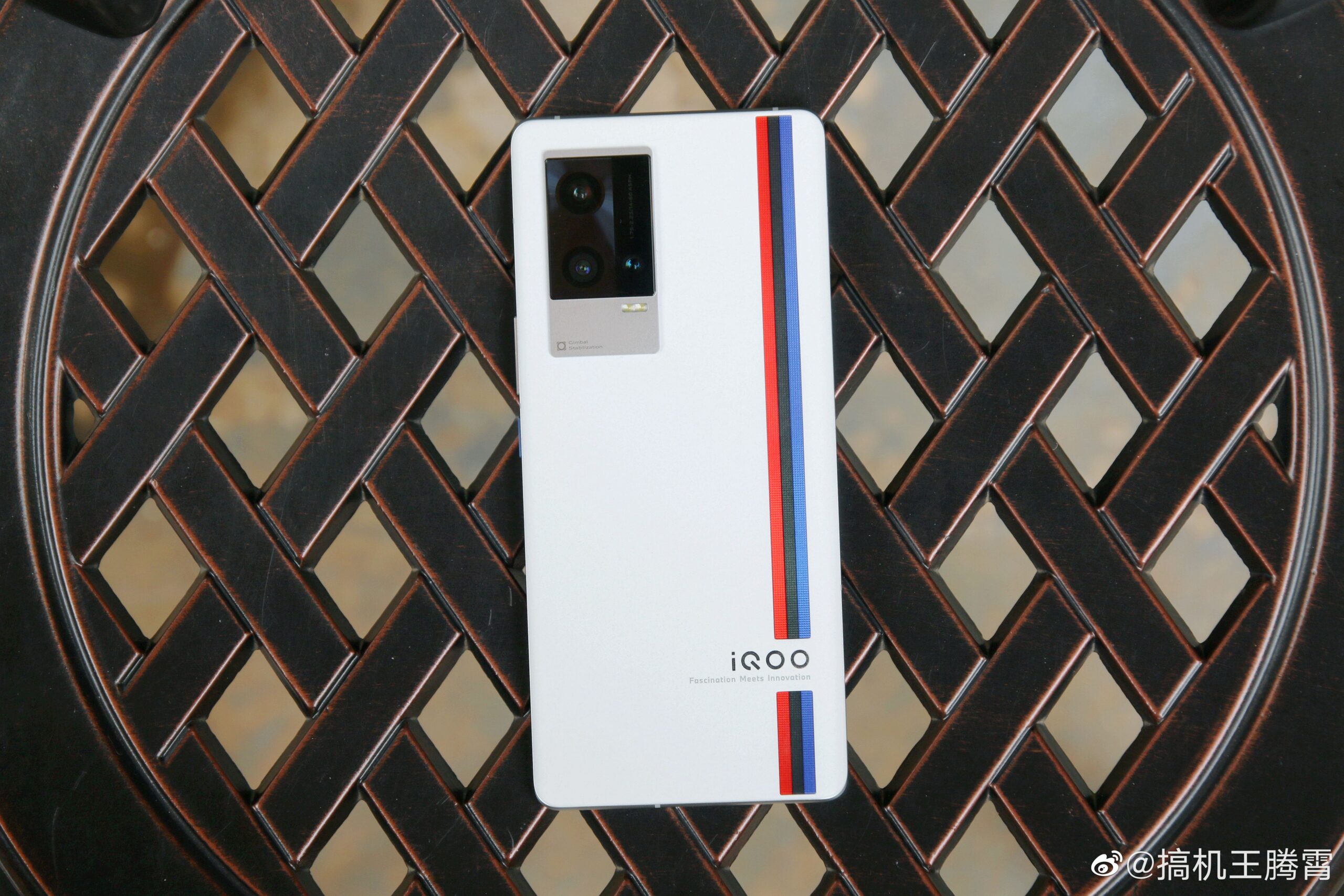 Trên tay iQOO 8 Pro: Mặt lưng giả carbon, màn hình OLED E5 cao cấp, Snapdragon 888+, sạc nhanh ...