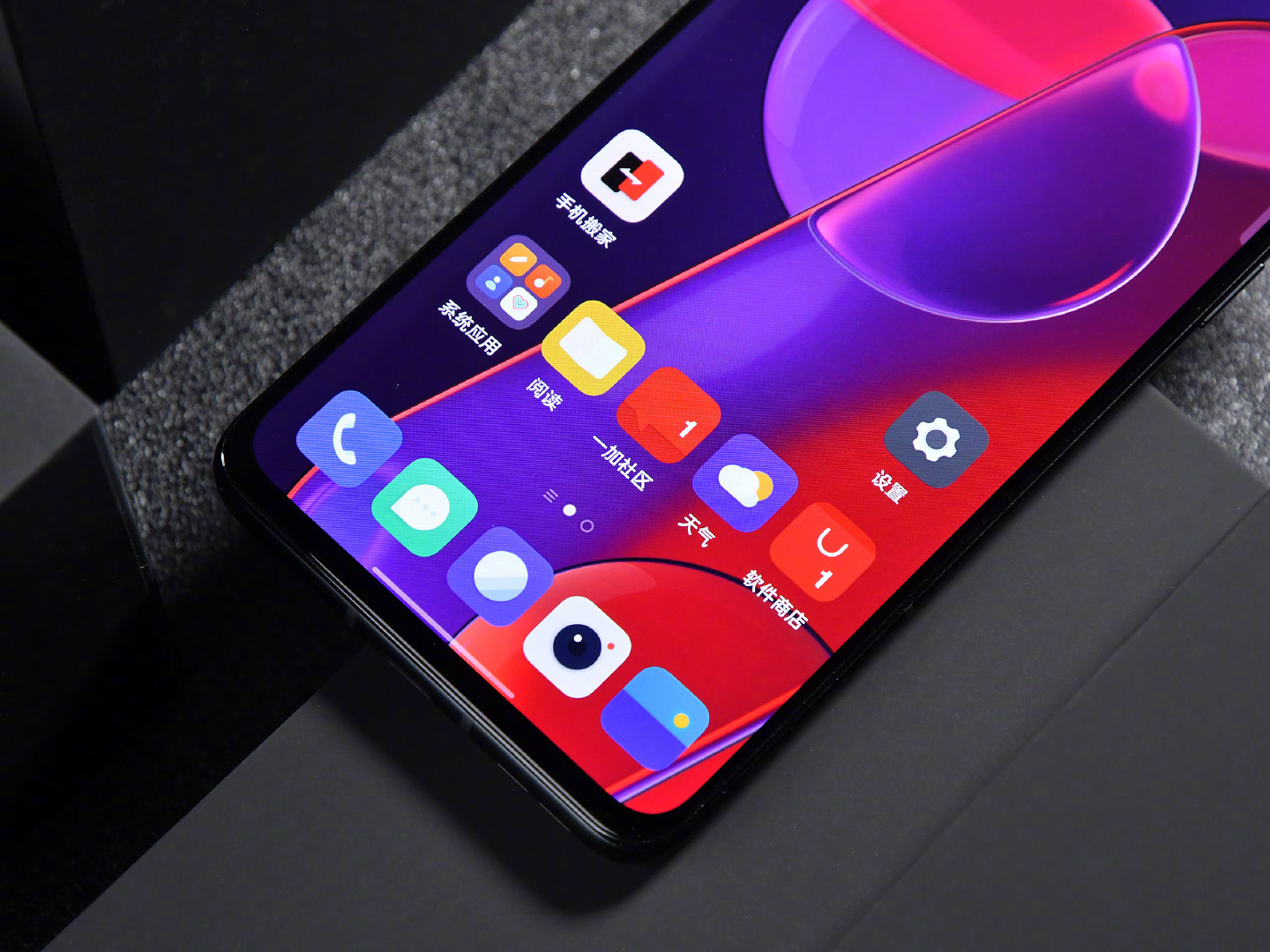 Cận cảnh OnePlus 9RT: Thiết cao cấp, phiên bản màu đen có mặt lưng ...