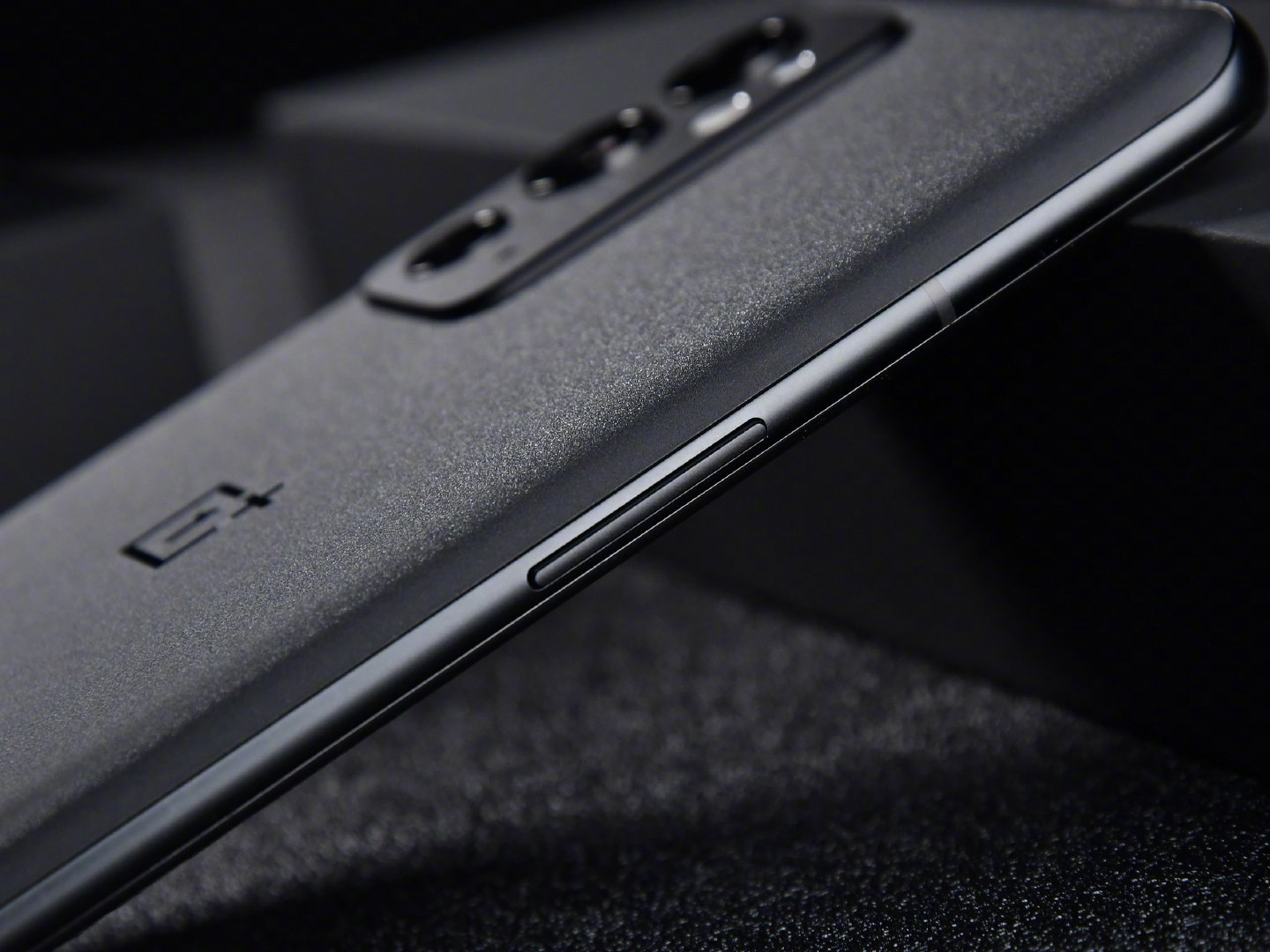 Cận cảnh OnePlus 9RT: Thiết cao cấp, phiên bản màu đen có mặt lưng ...