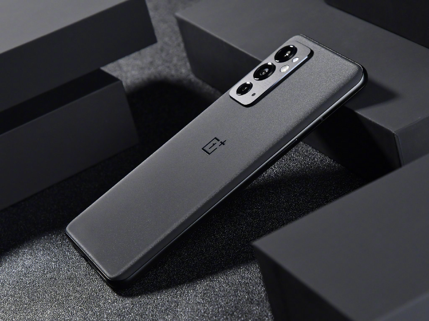 Cận cảnh OnePlus 9RT: Thiết cao cấp, phiên bản màu đen có mặt lưng ...