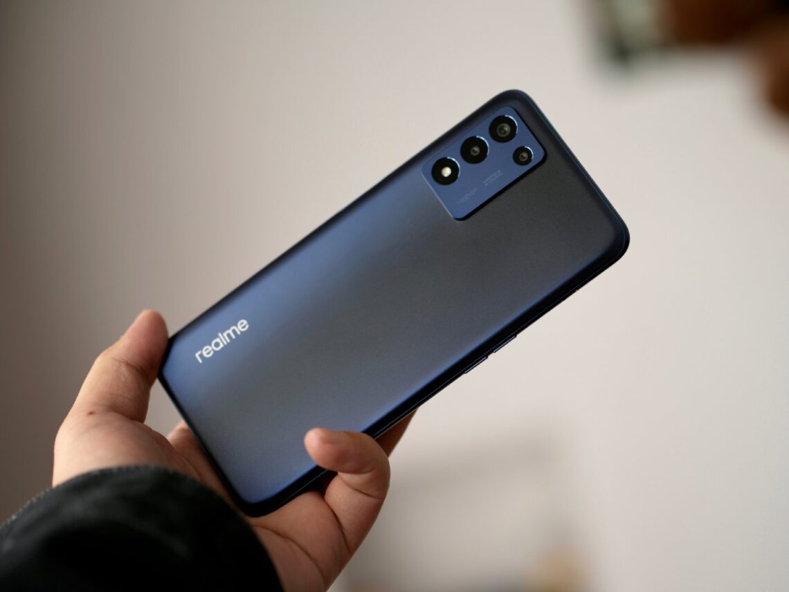 Trên tay realme Q3s: Smartphone giá rẻ chưa tới 6 triệu đồng nhưng có ...