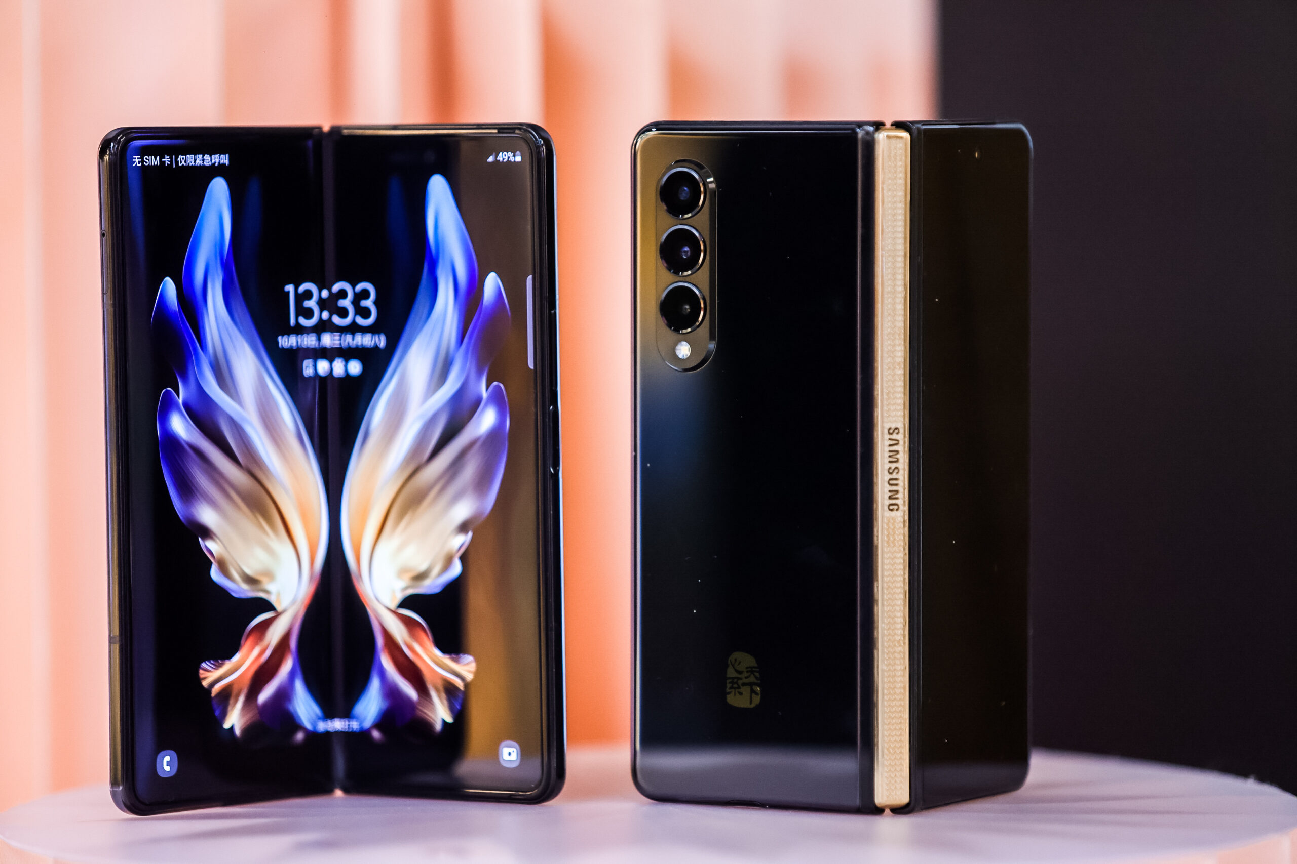 Trên tay Samsung W22 5G: Galaxy Z Fold3 đổi tên nhưng “xịn” hơn, có mặ