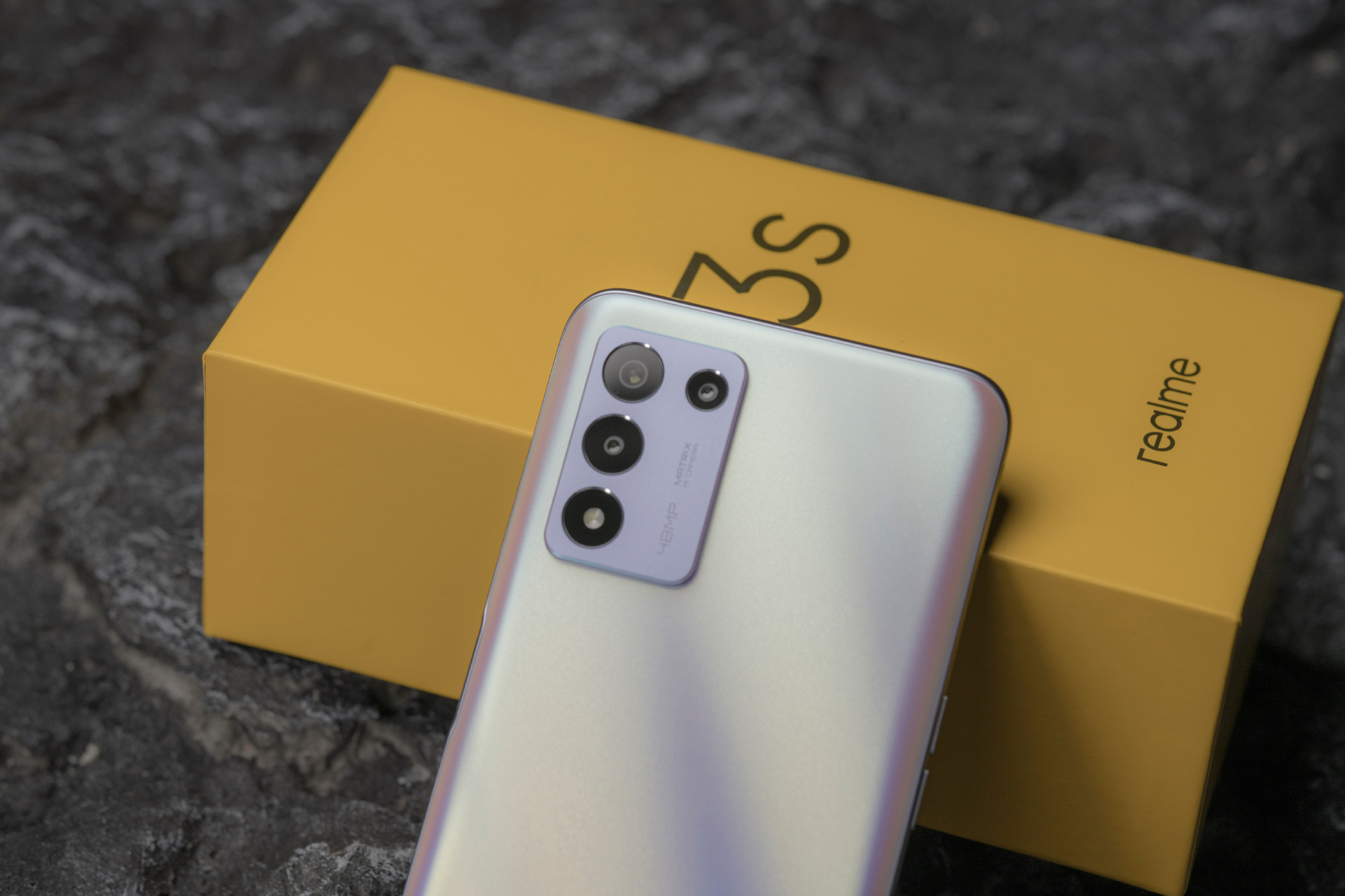 Trên tay realme Q3s: Smartphone giá rẻ chưa tới 6 triệu đồng nhưng có ...