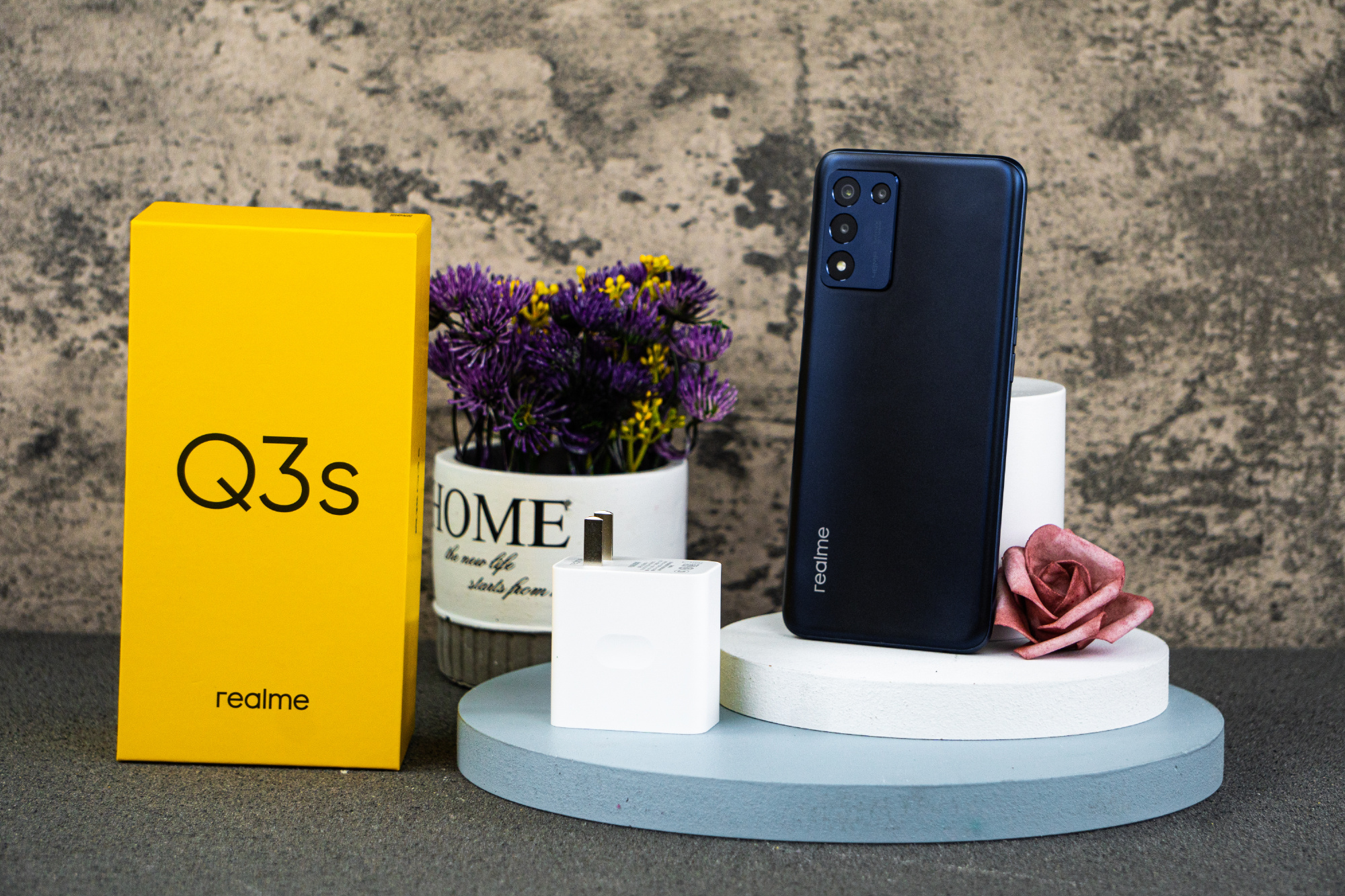 Trên tay realme Q3s: Smartphone giá rẻ chưa tới 6 triệu đồng nhưng có ...