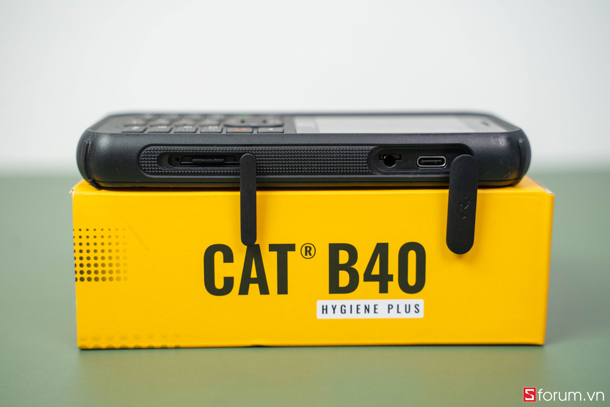 Trên tay Cat B40 sau thử thách tạt lon: Thiết kế "hầm hố", chất liệu ...